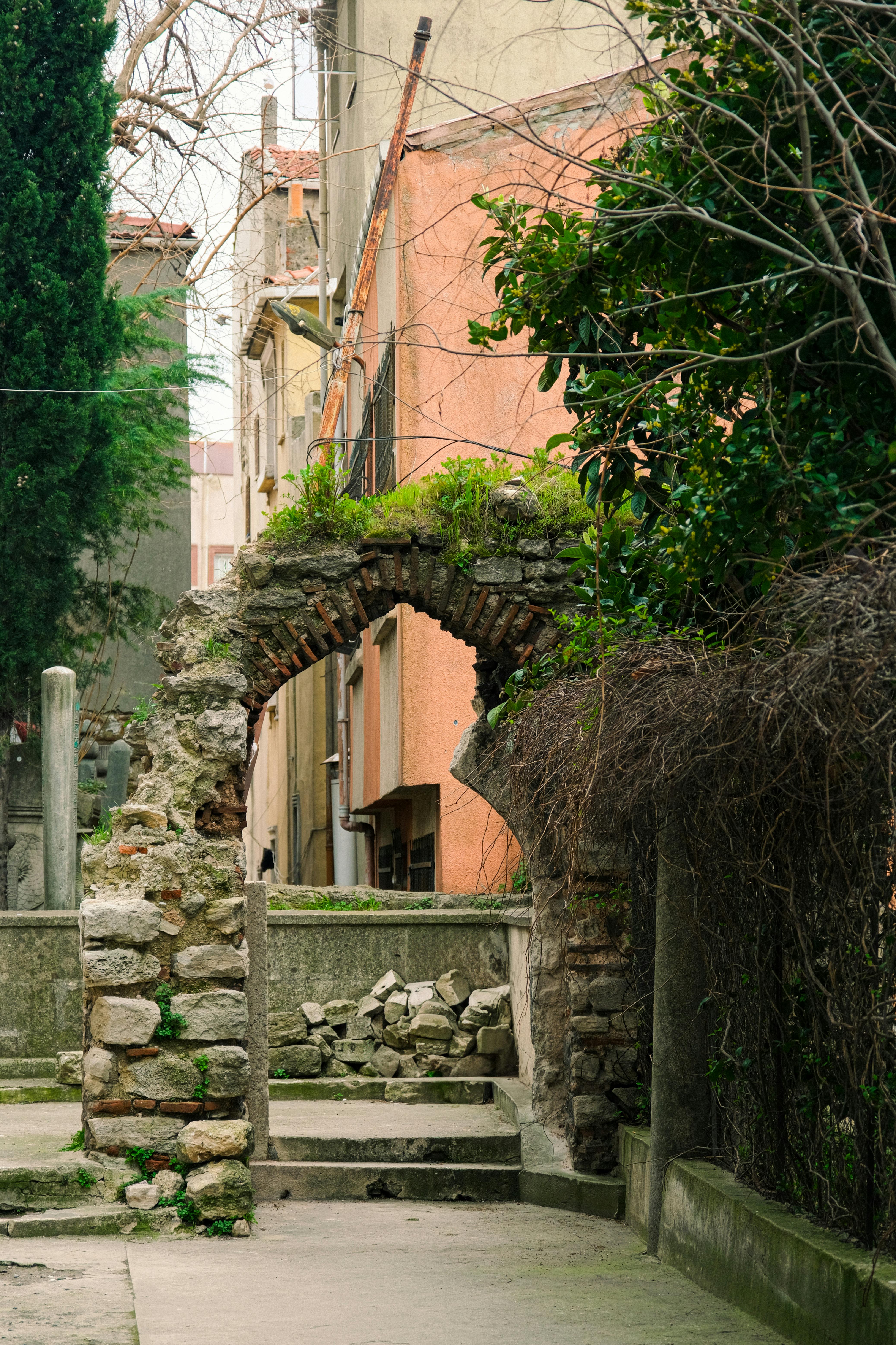 Historic Stone Archway in European Alley · Free Stock Photo