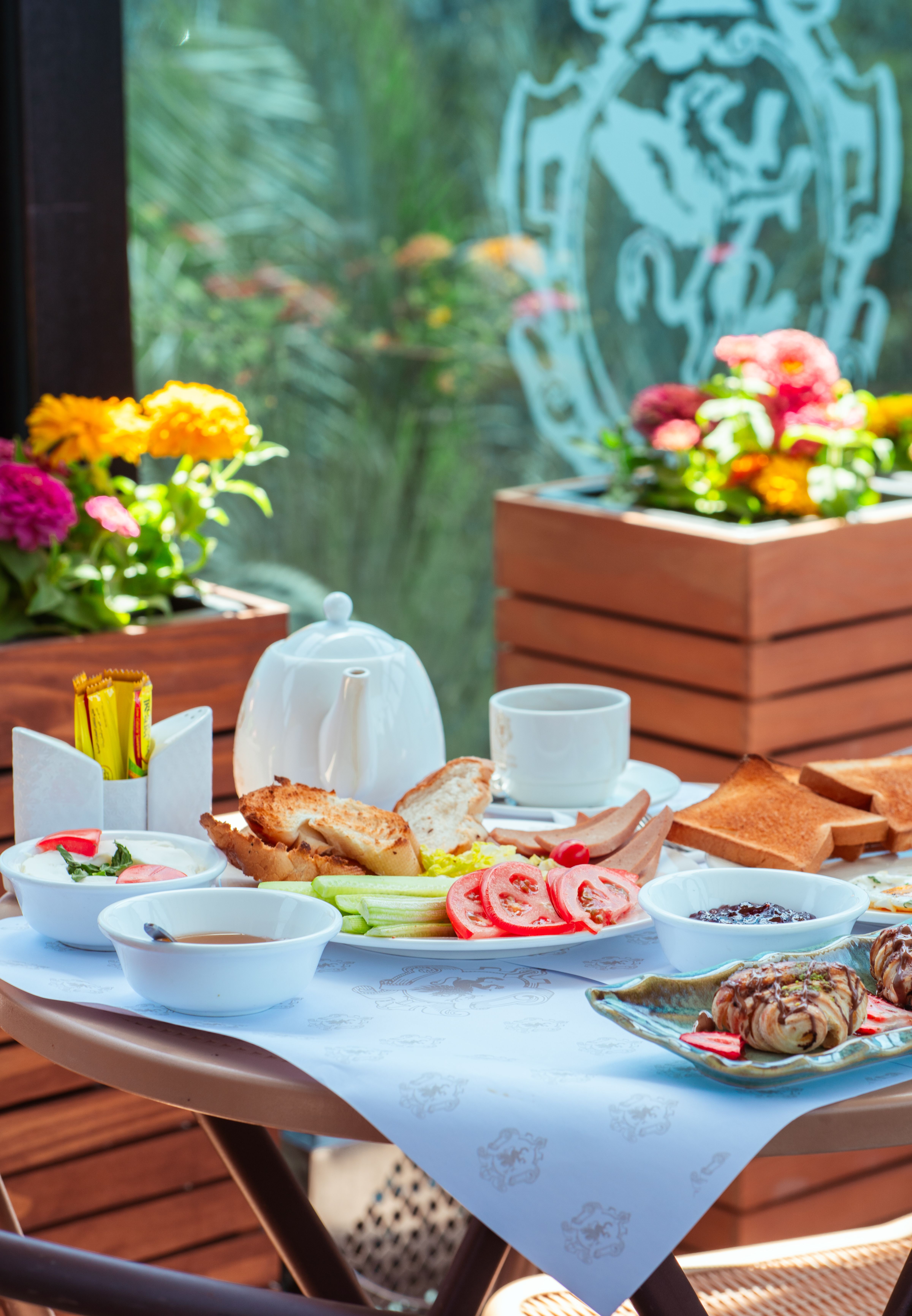 Elegant Outdoor Breakfast Setting in Baghdad · Free Stock Photo