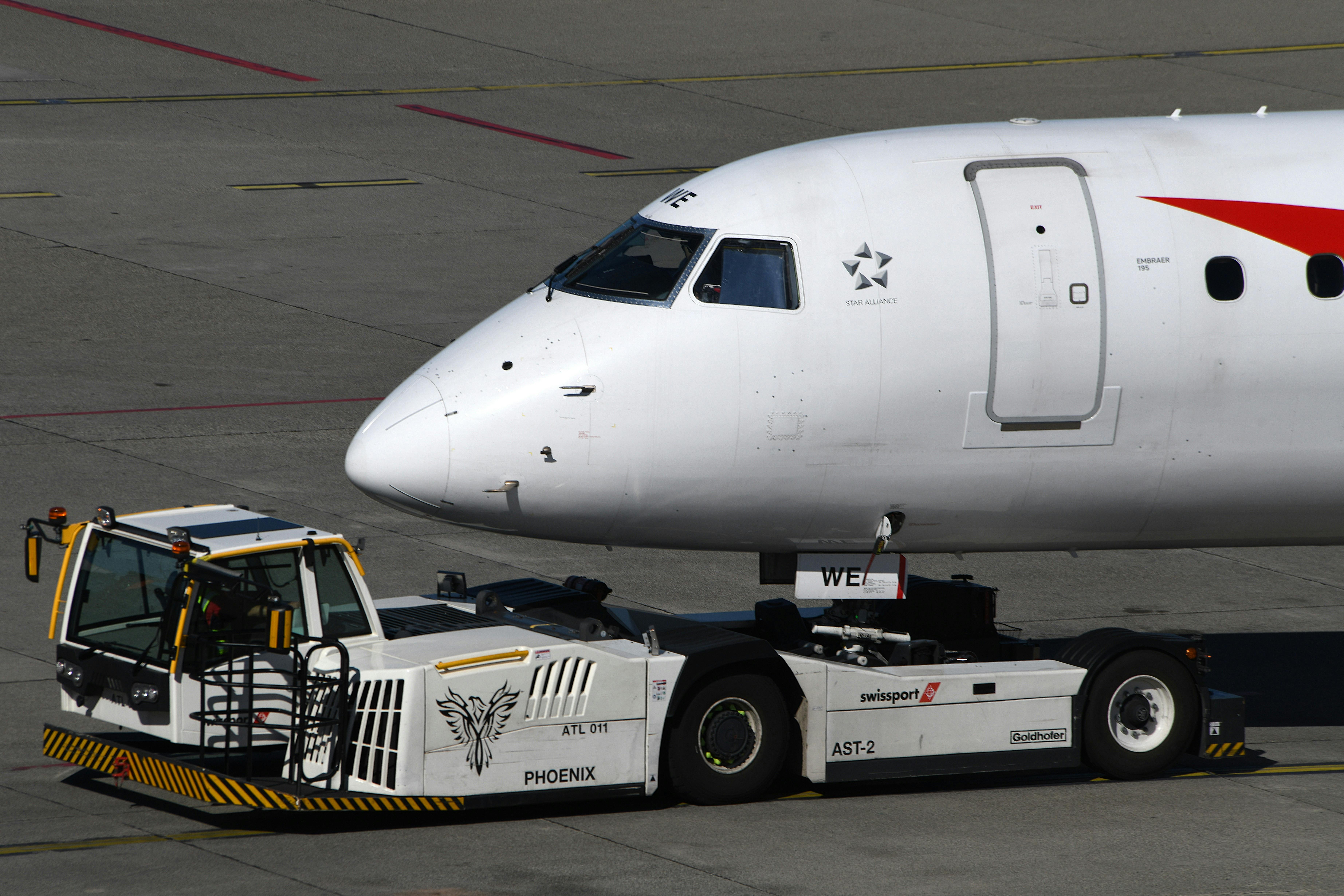 Airport Tug Photos, Download The BEST Free Airport Tug Stock Photos ...