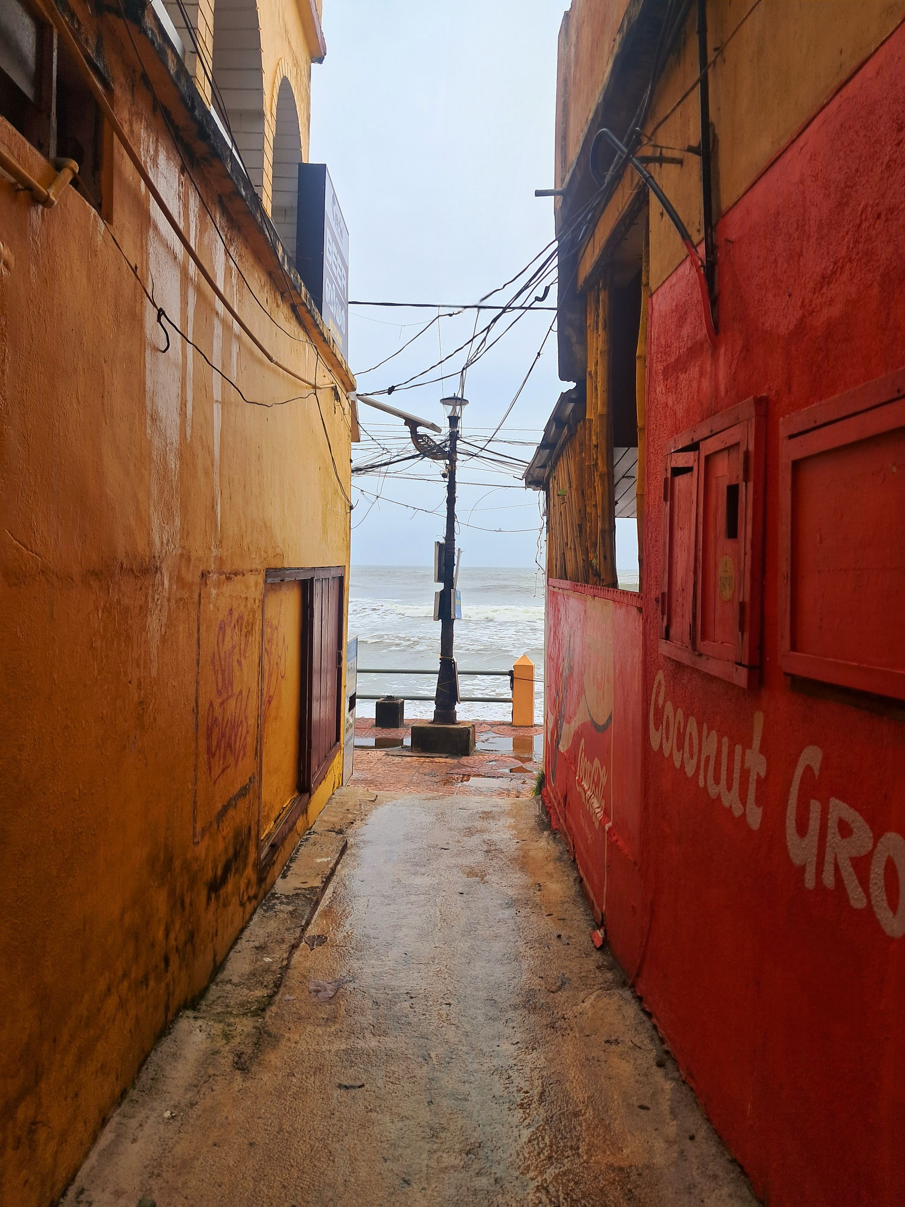 Colorful Alley Leading to Indian Ocean View · Free Stock Photo