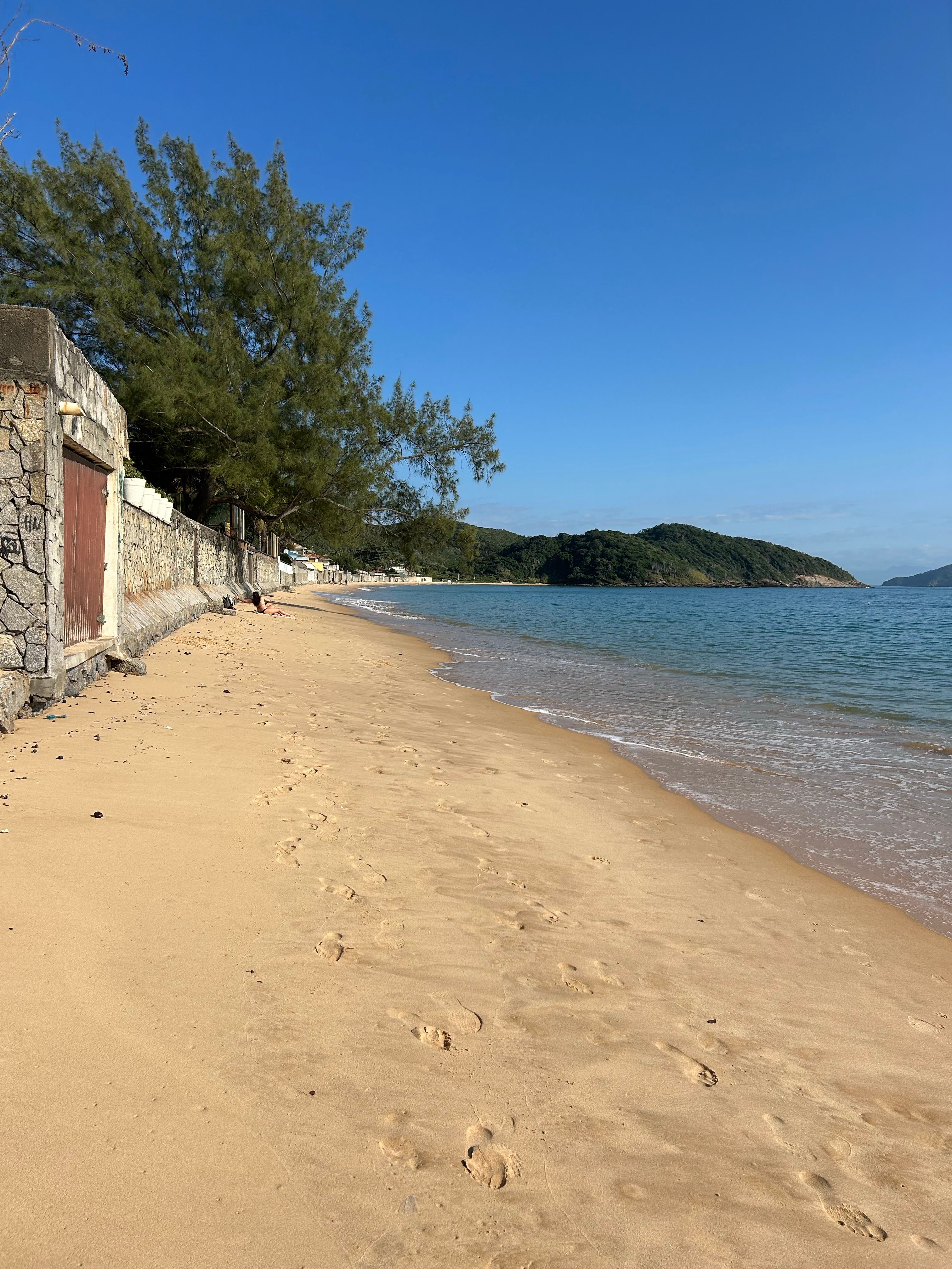 Serene Beachscape with Clear Blue Sky · Free Stock Photo