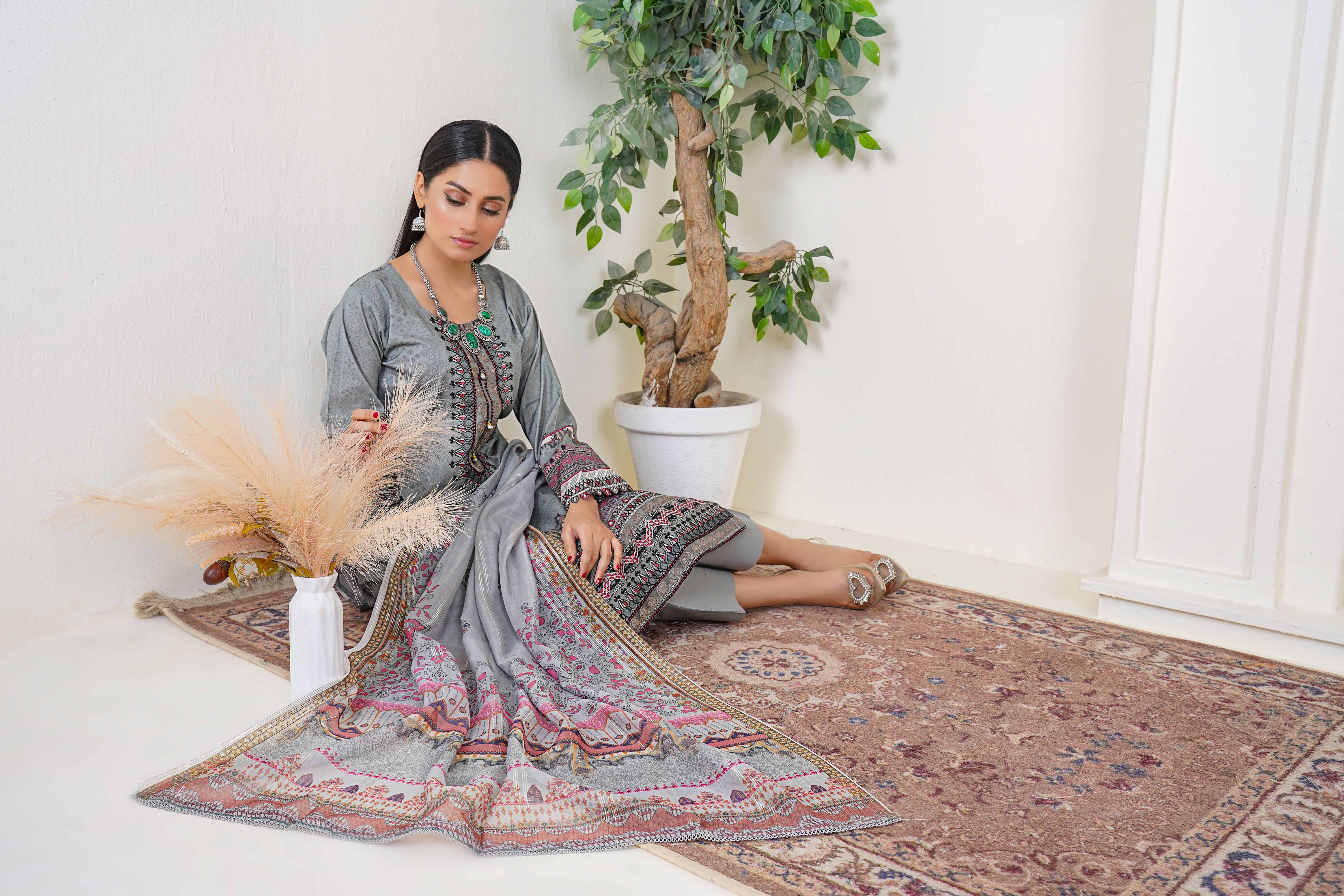 Elegant South Asian Fashion Model in Traditional Attire · Free Stock Photo