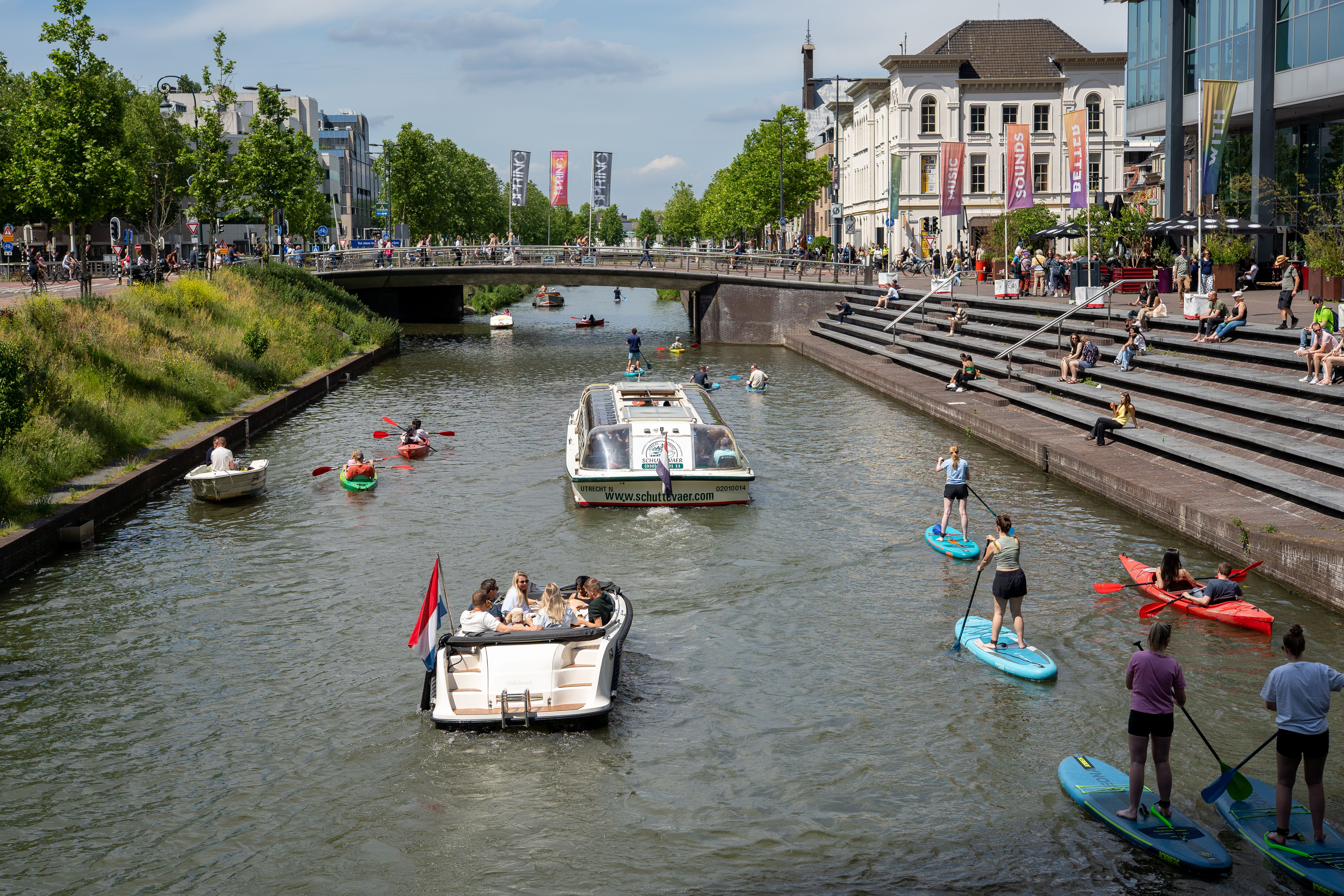 Vibrant River Scene in a Lively Cityscape · Free Stock Photo