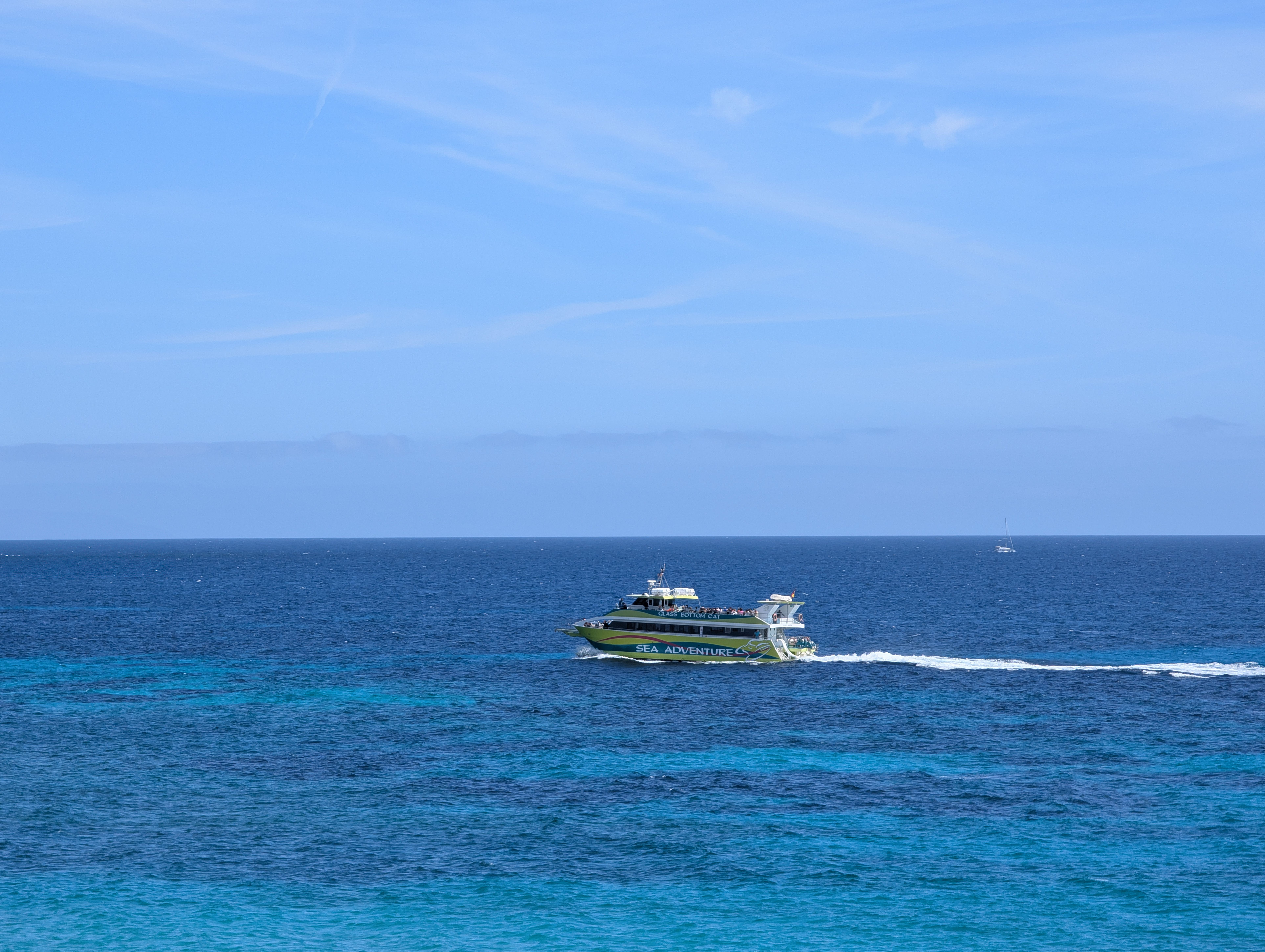 Scenic Ocean View with Adventure Boat in Blue Waters · Free Stock Photo