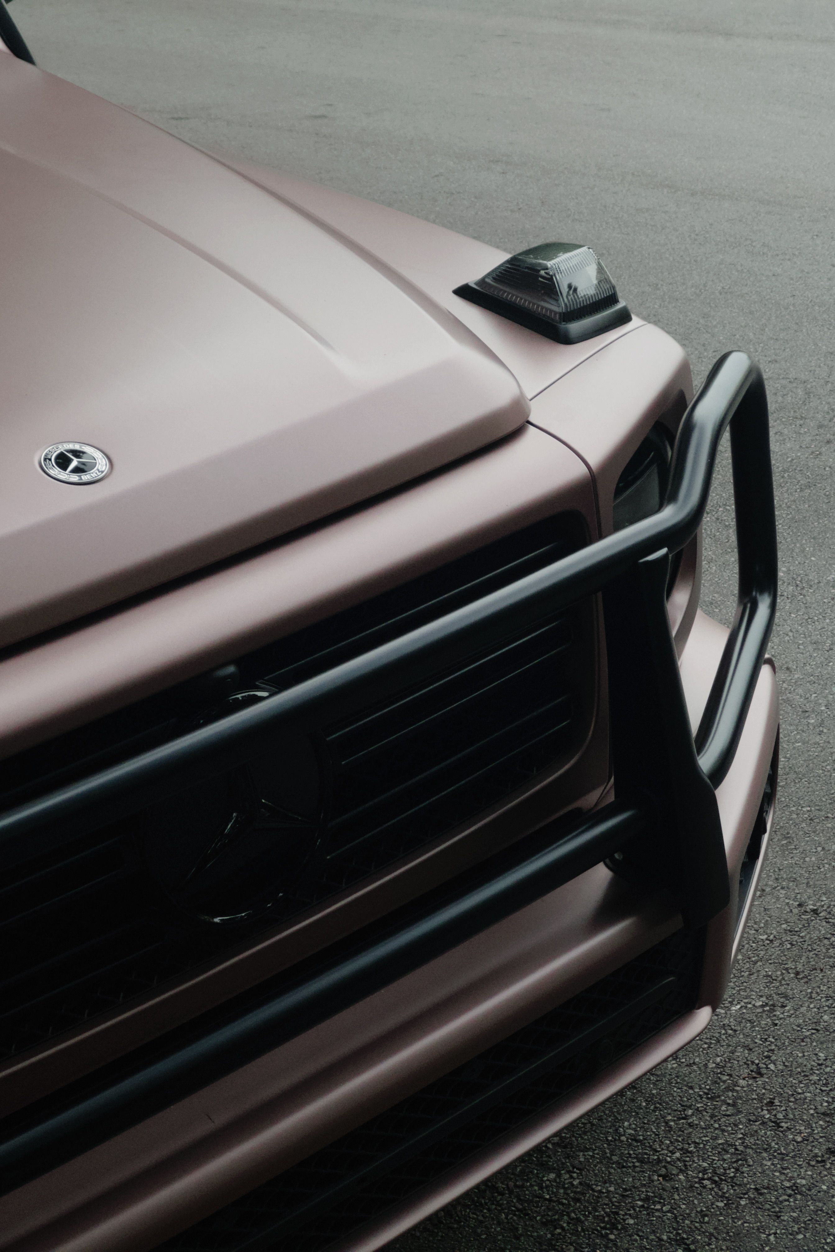 Close-up of Luxury SUV Front Grill on Overcast Day · Free Stock Photo