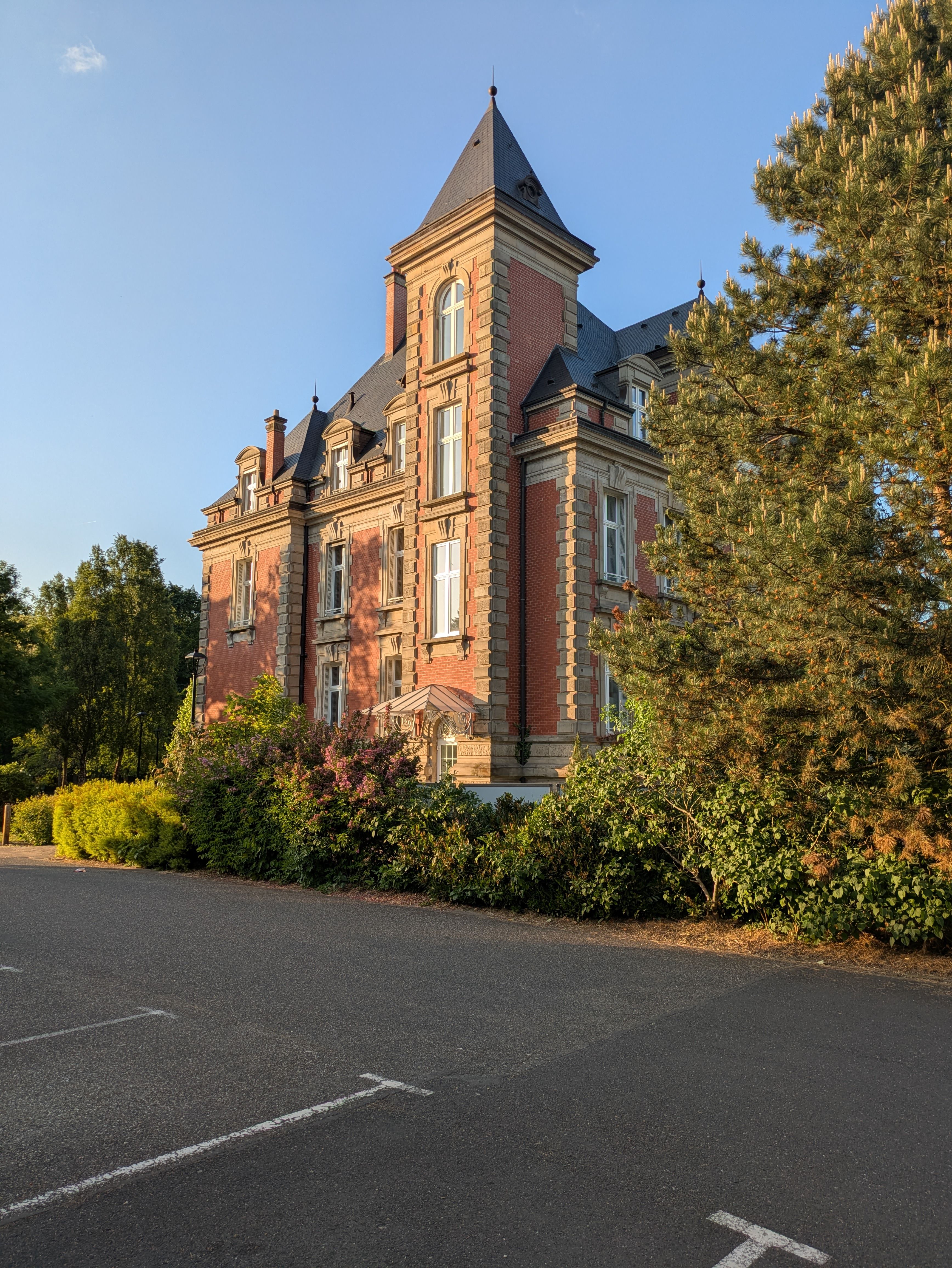 Historic Red Brick Mansion in Lush Green Setting · Free Stock Photo