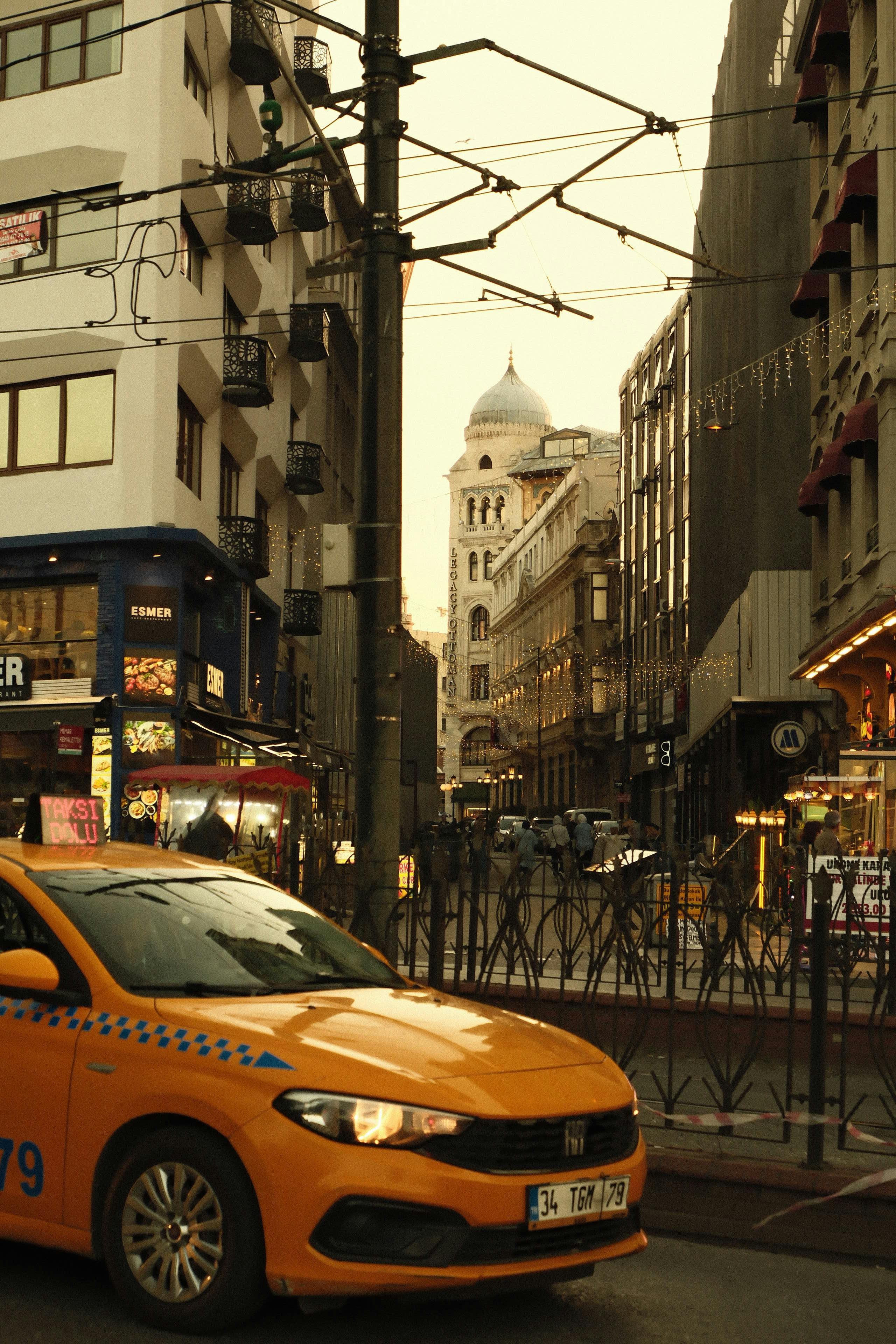 Bustling City Street with Iconic Architecture · Free Stock Photo