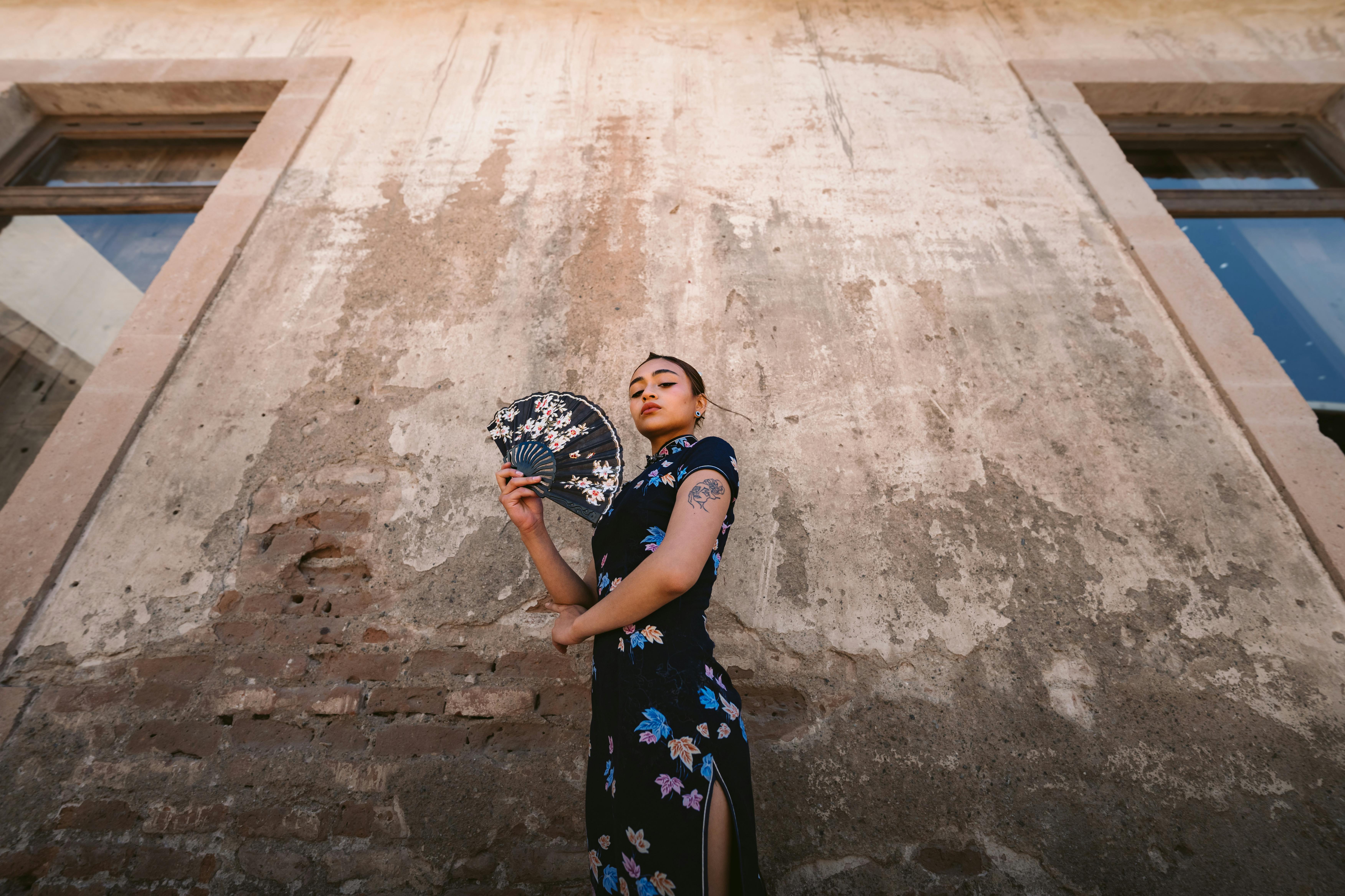 Femme Posant Avec Un éventail Contre Un Mur Rustique à León · Photo ...