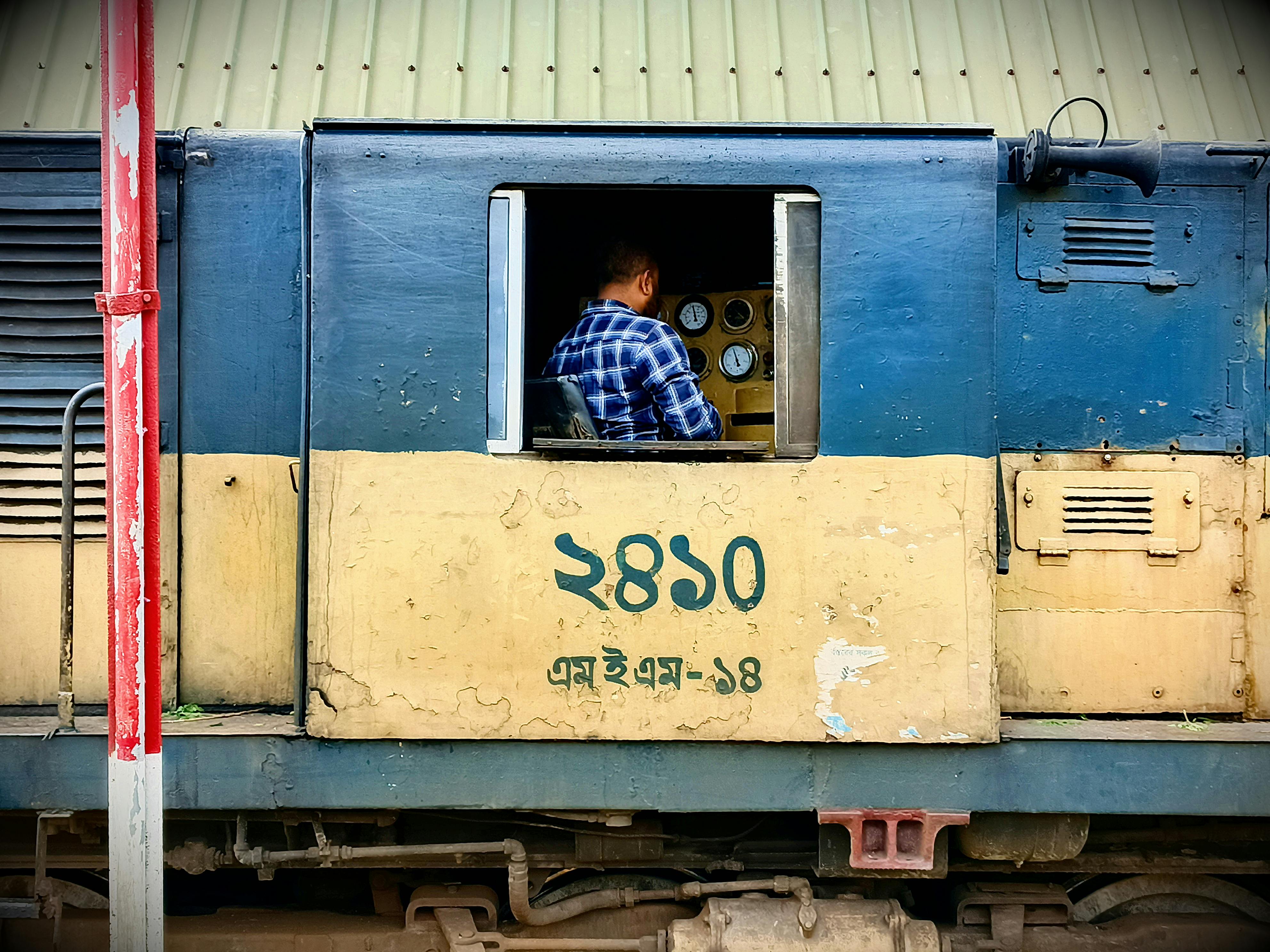 Kondektur Kereta API Di Kabin Lokomotif Di Stasiun Kereta API · Foto ...
