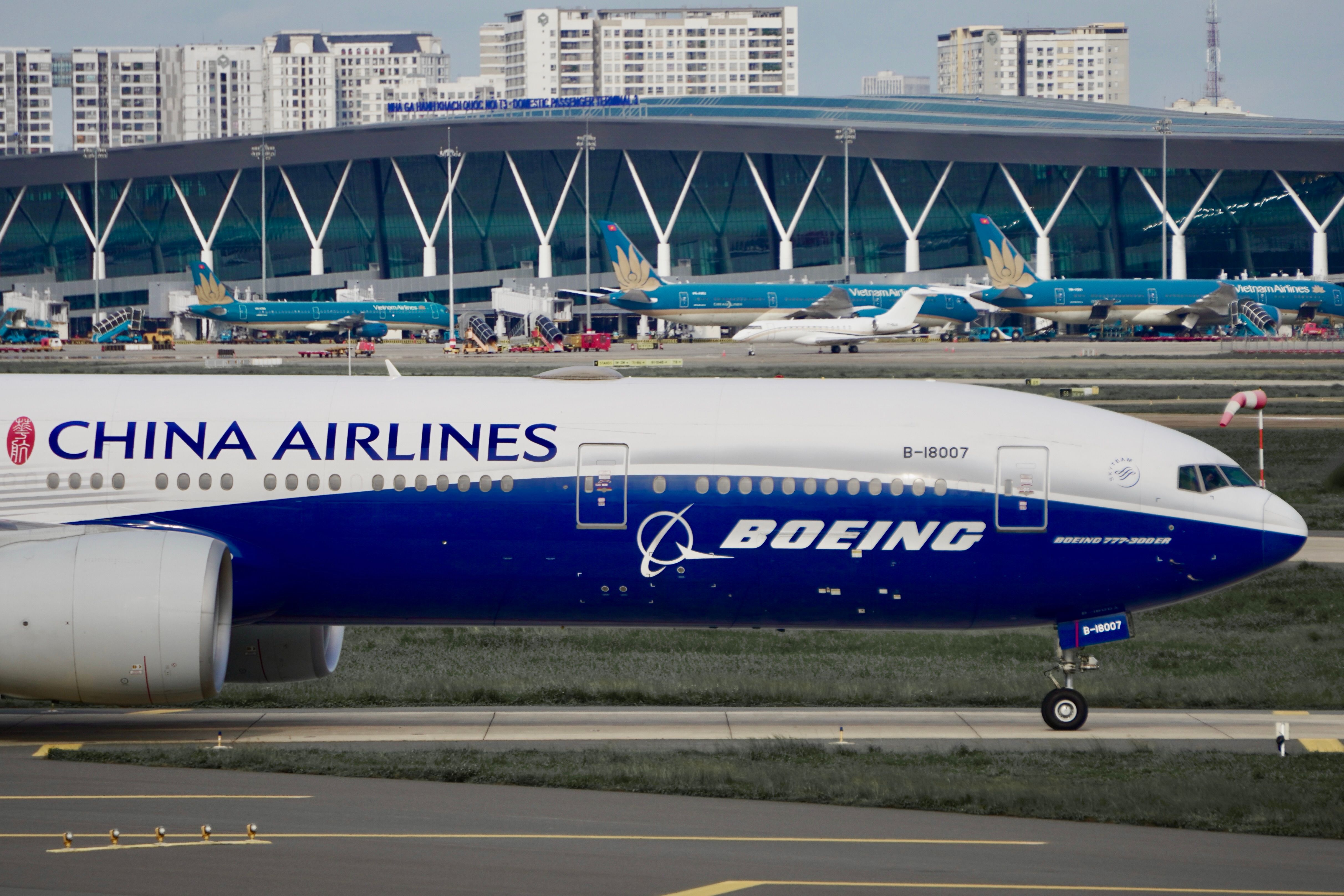 Boeing 777 at International Airport Terminal · Free Stock Photo