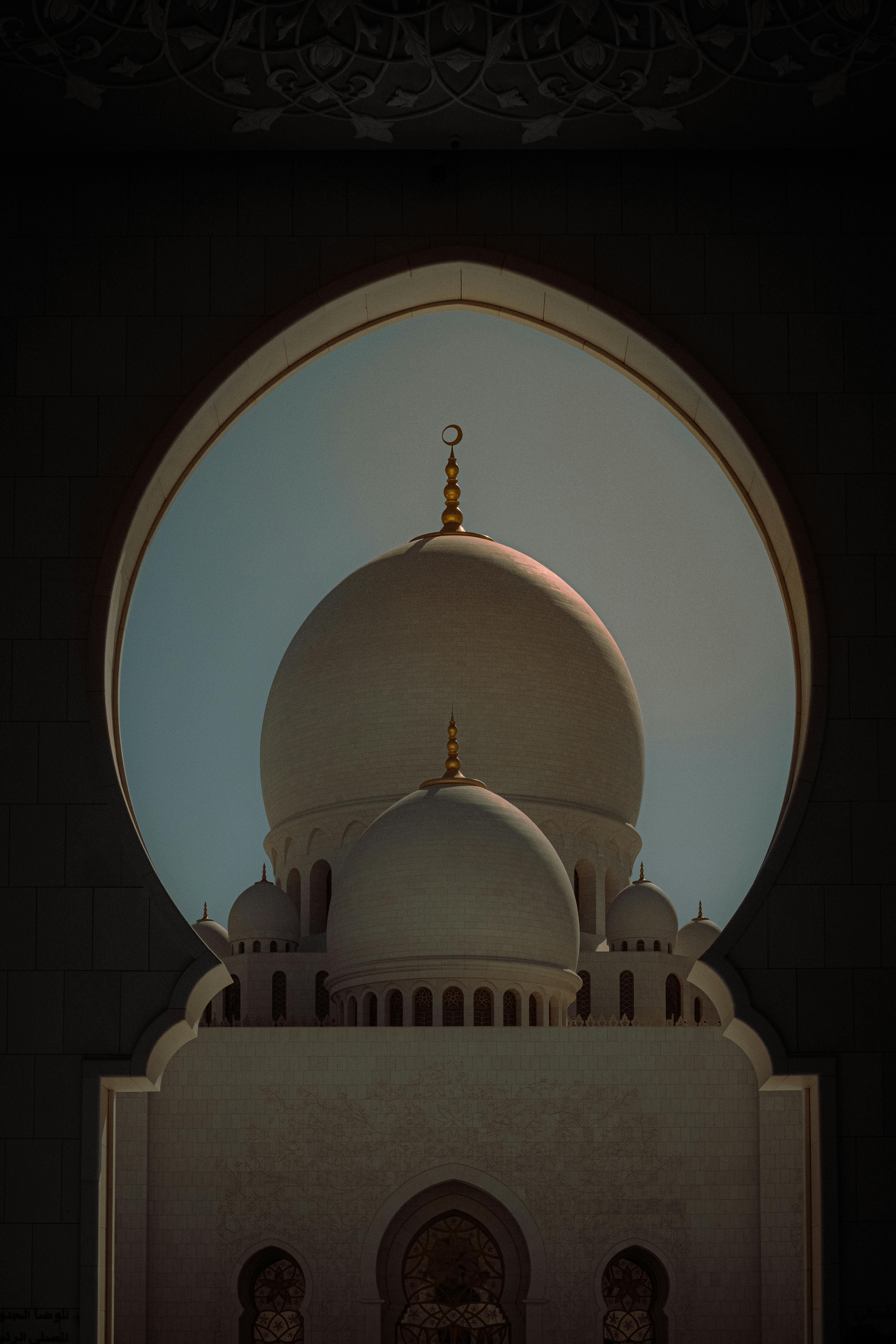Serene View of Sheikh Zayed Grand Mosque Domes · Free Stock Photo