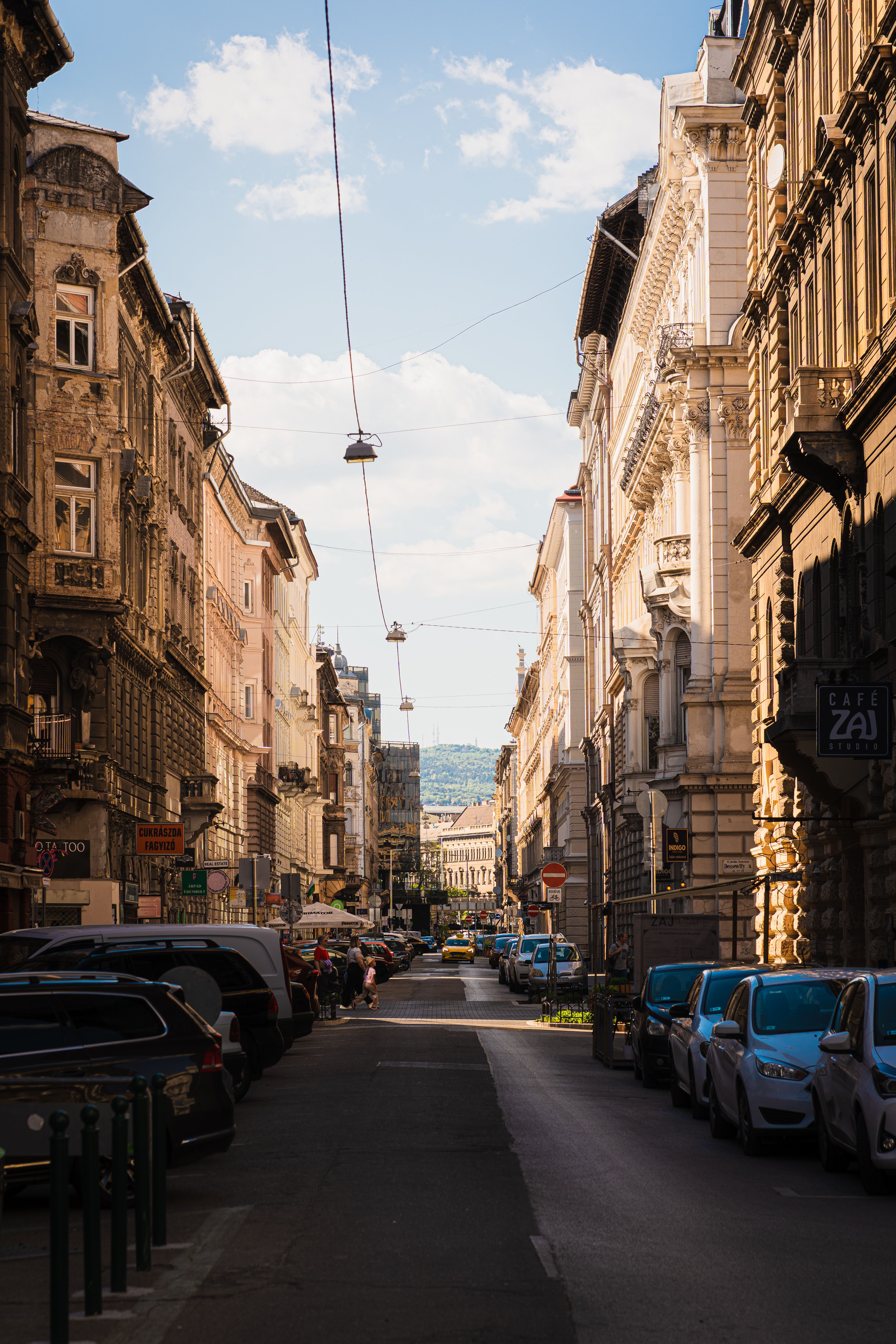 Charming European Street with Classic Architecture · Free Stock Photo