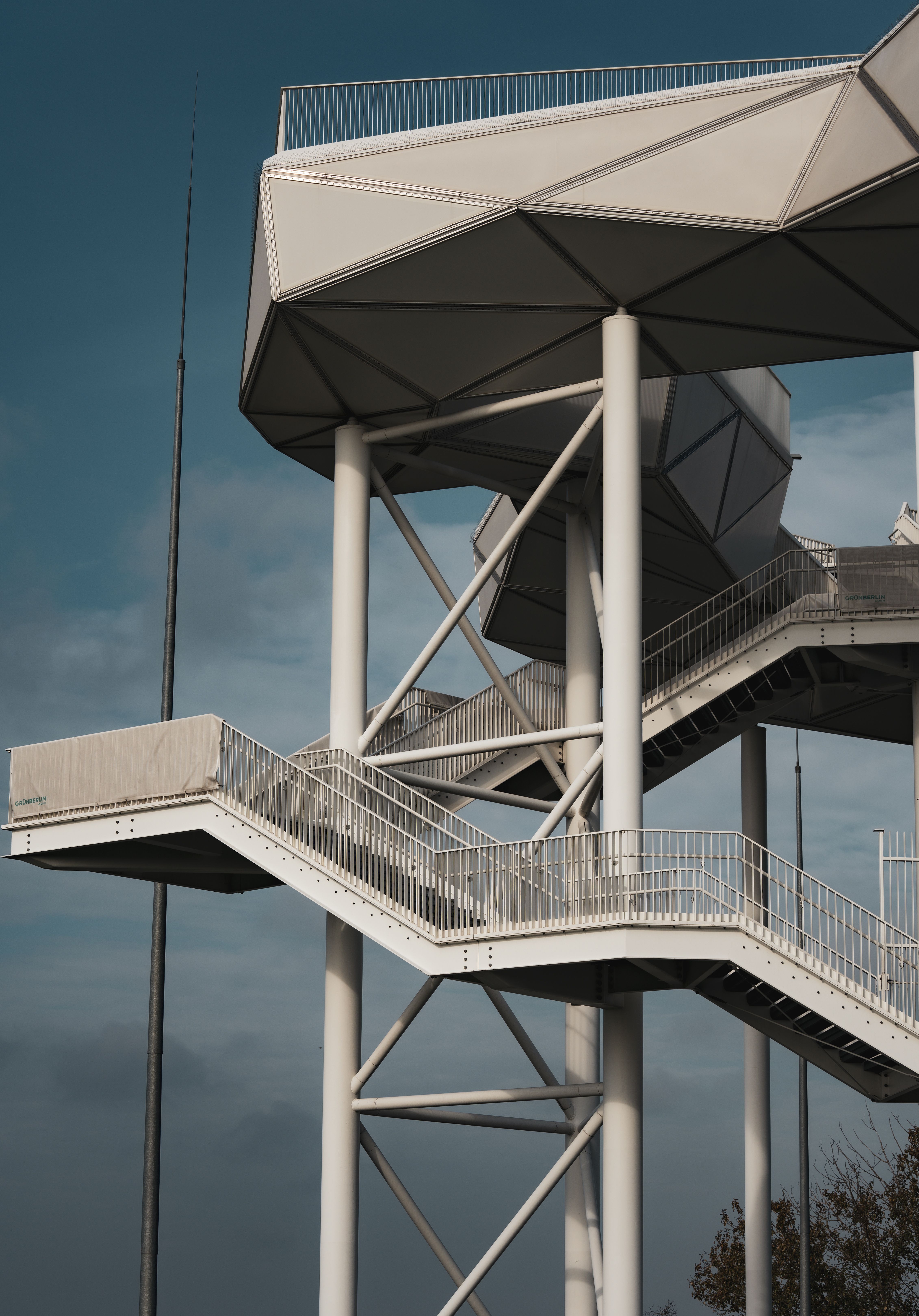 Tangga Arsitektur Modern Berlatar Langit · Foto Stok Gratis