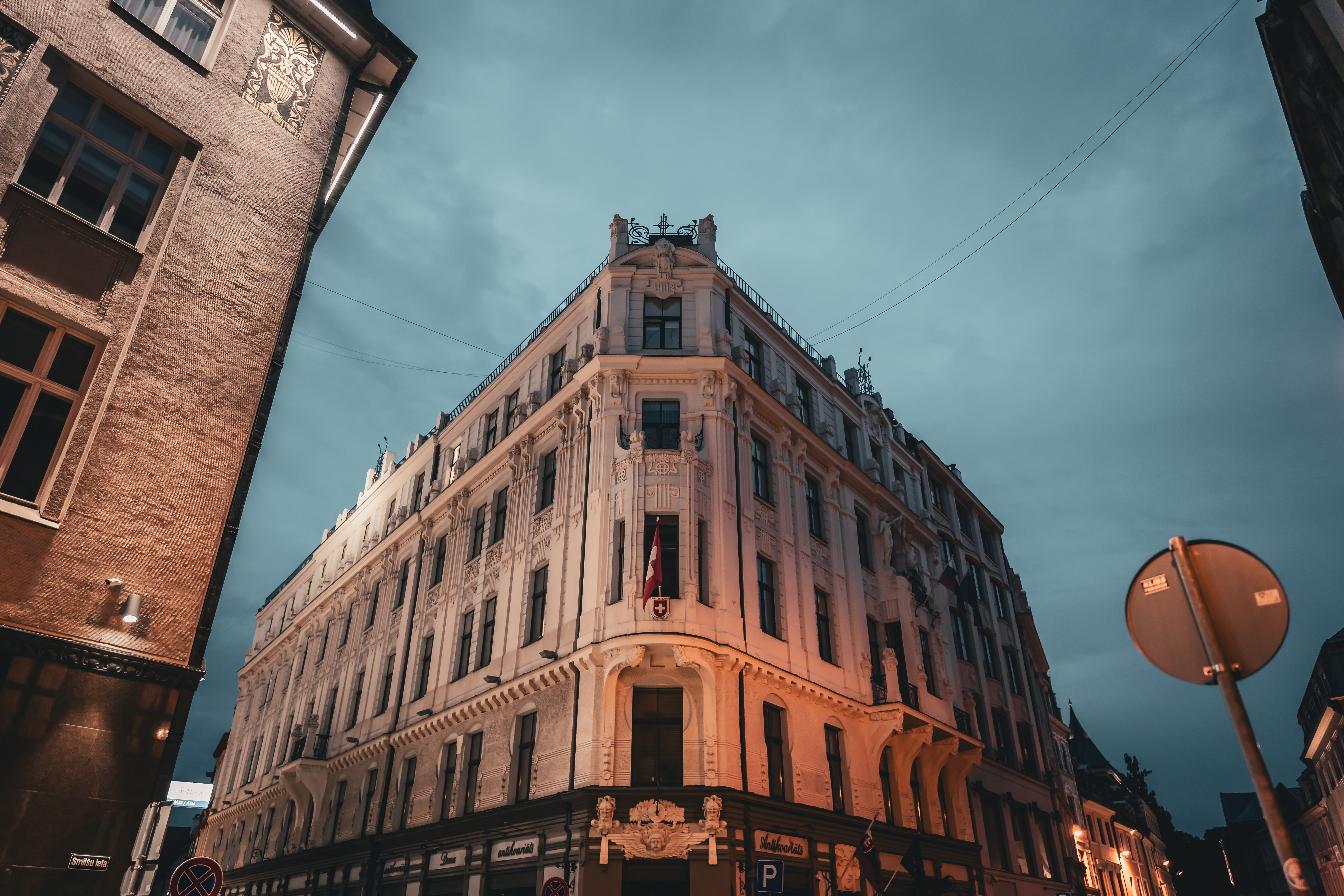 Edificio Histórico Europeo Al Anochecer Con Vista A La Calle · Foto de ...