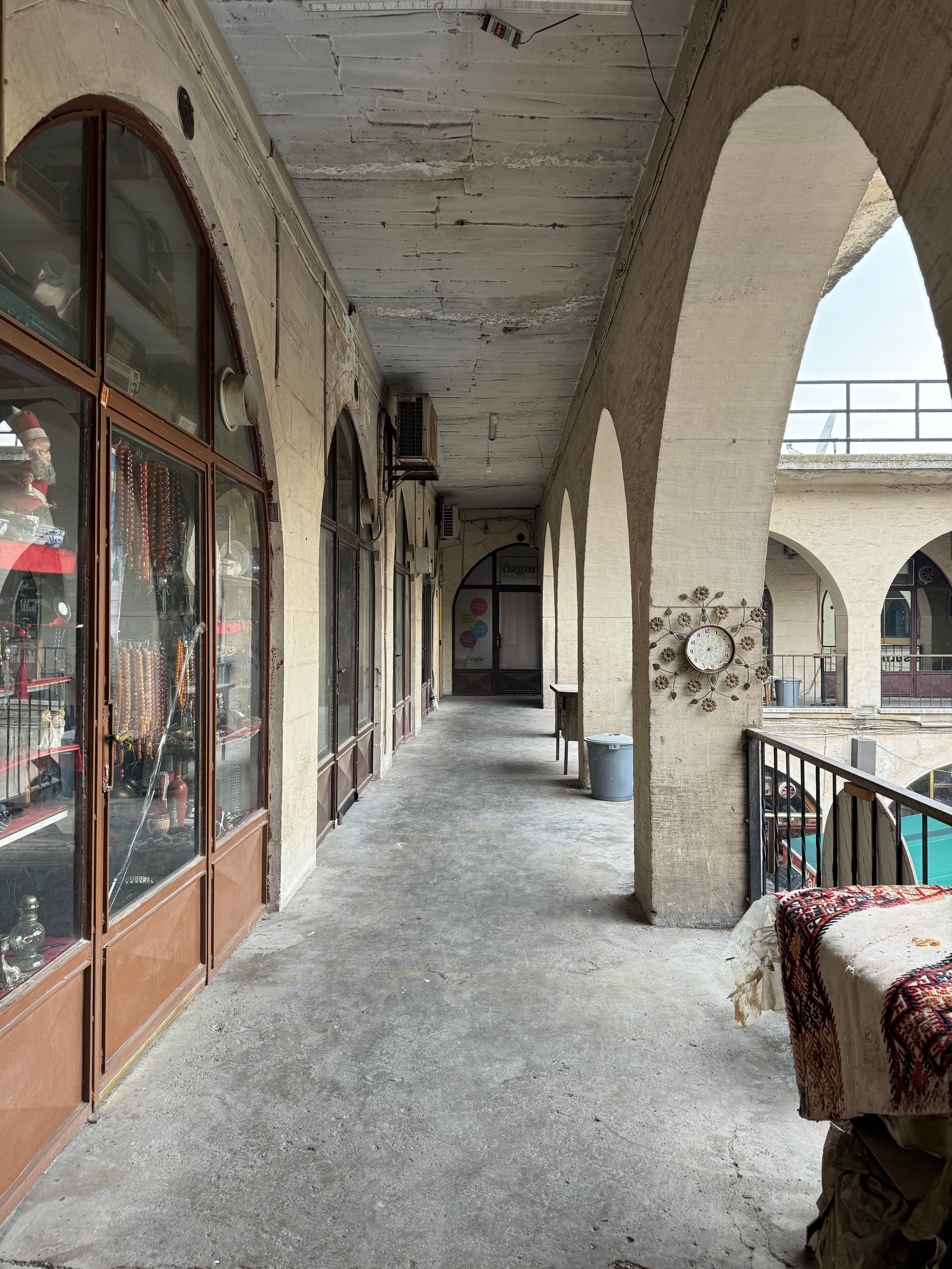 Corredor Histórico Del Mercado Con Arquitectura Arqueada · Foto de ...