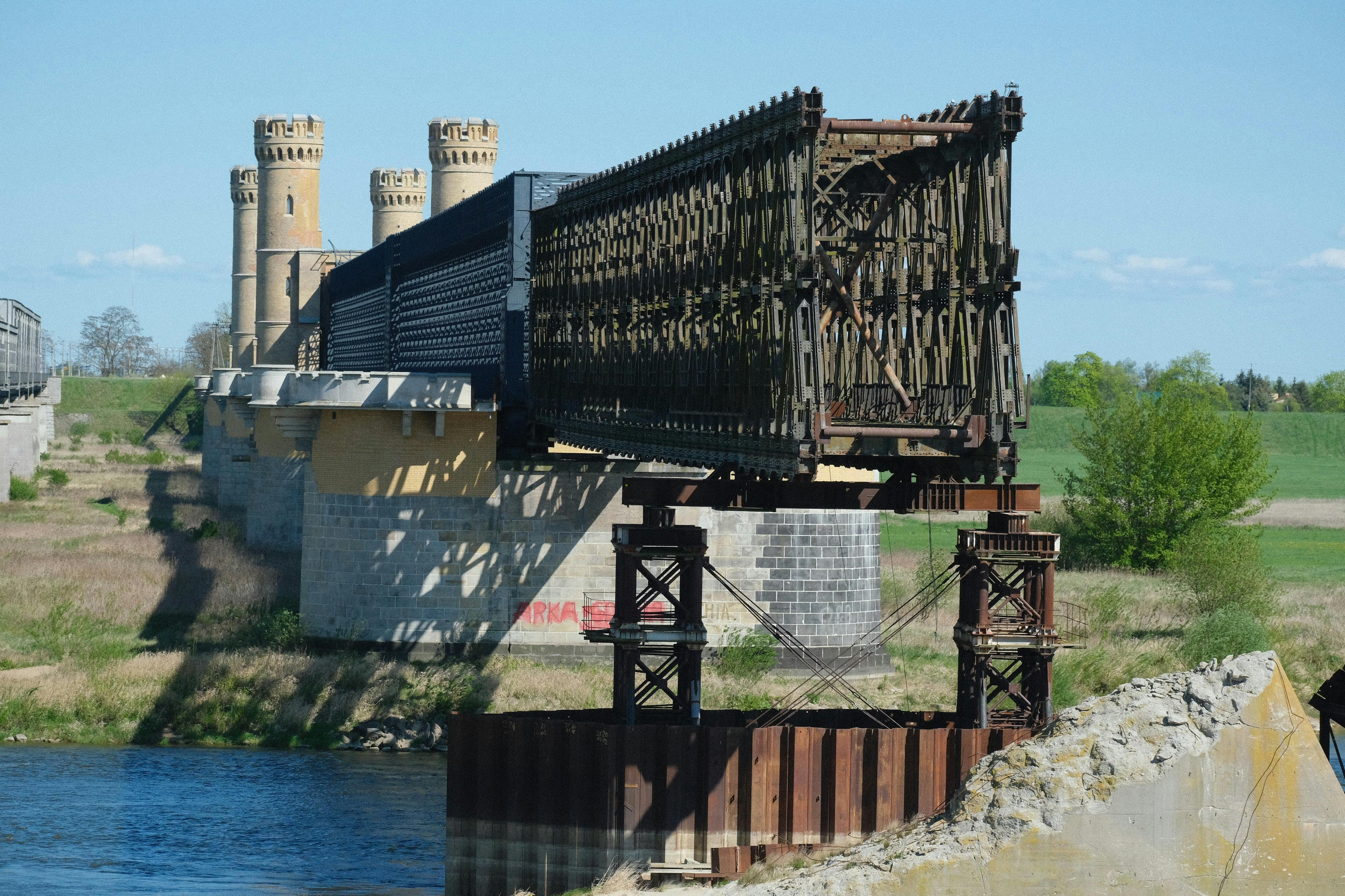 Historic Iron Railway Bridge Structure · Free Stock Photo