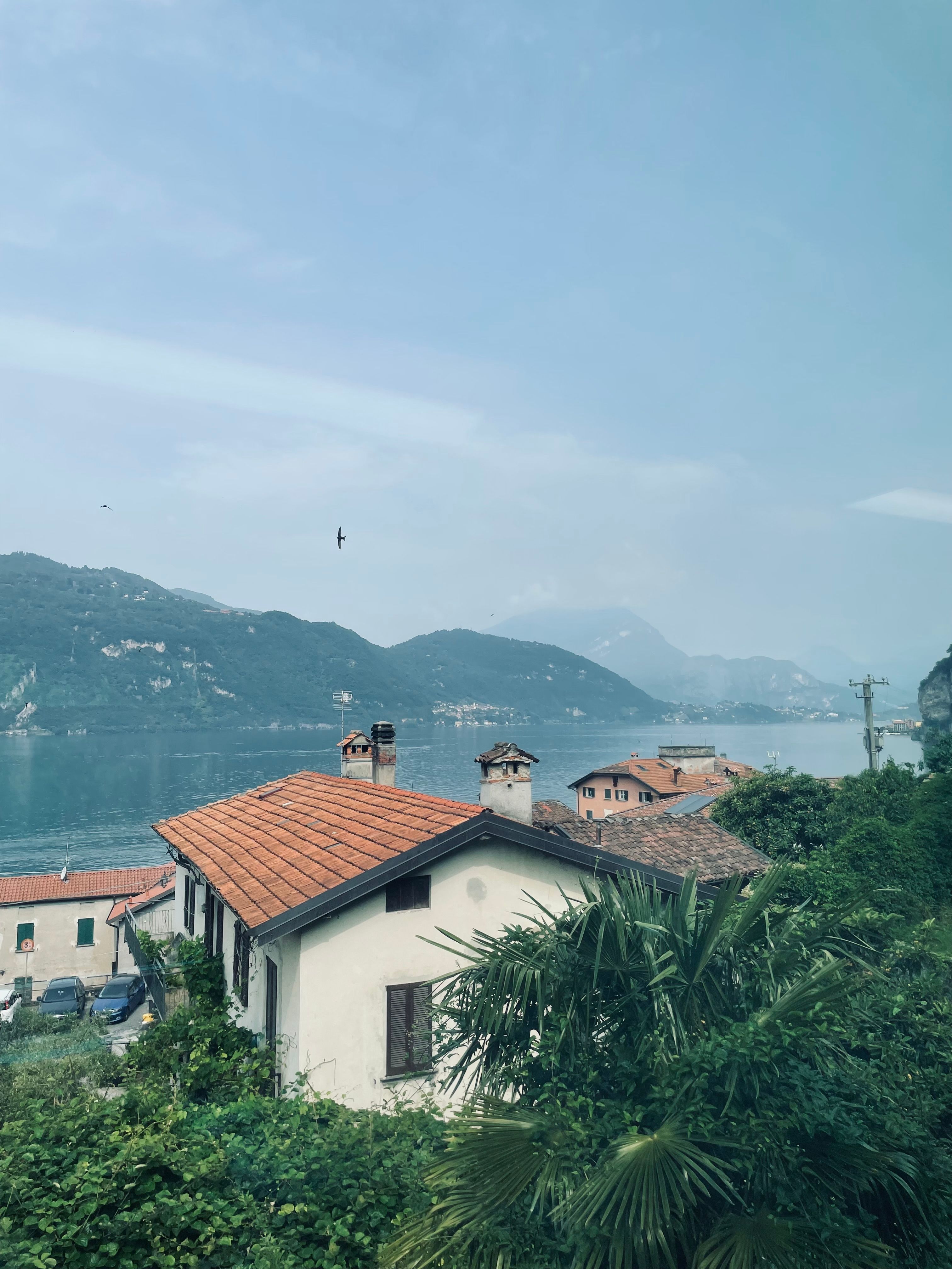 Scenic Lakeview Houses in Italian Countryside · Free Stock Photo