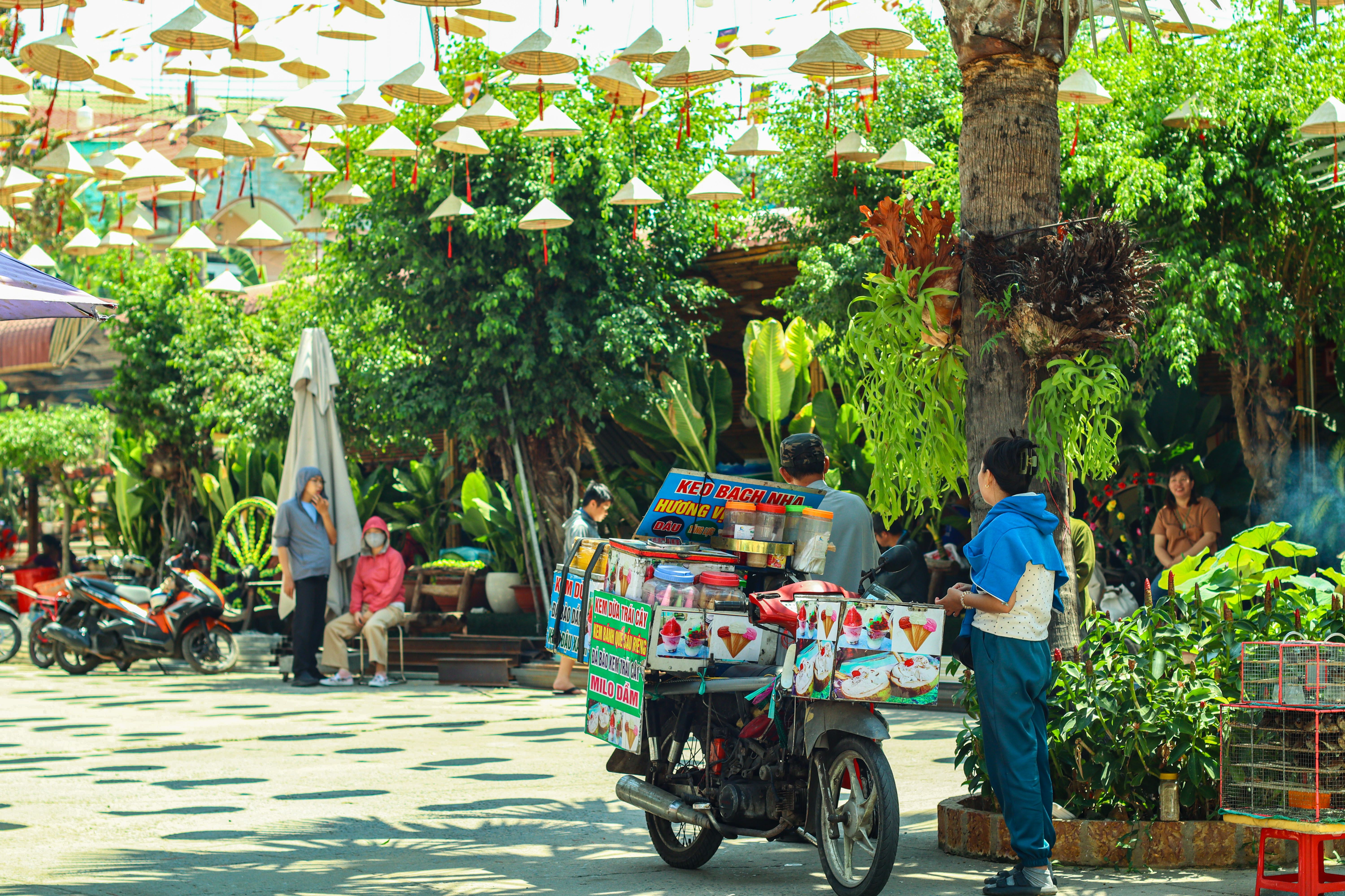 Vibrant Street Scene with Food Vendor and Lanterns · Free Stock Photo