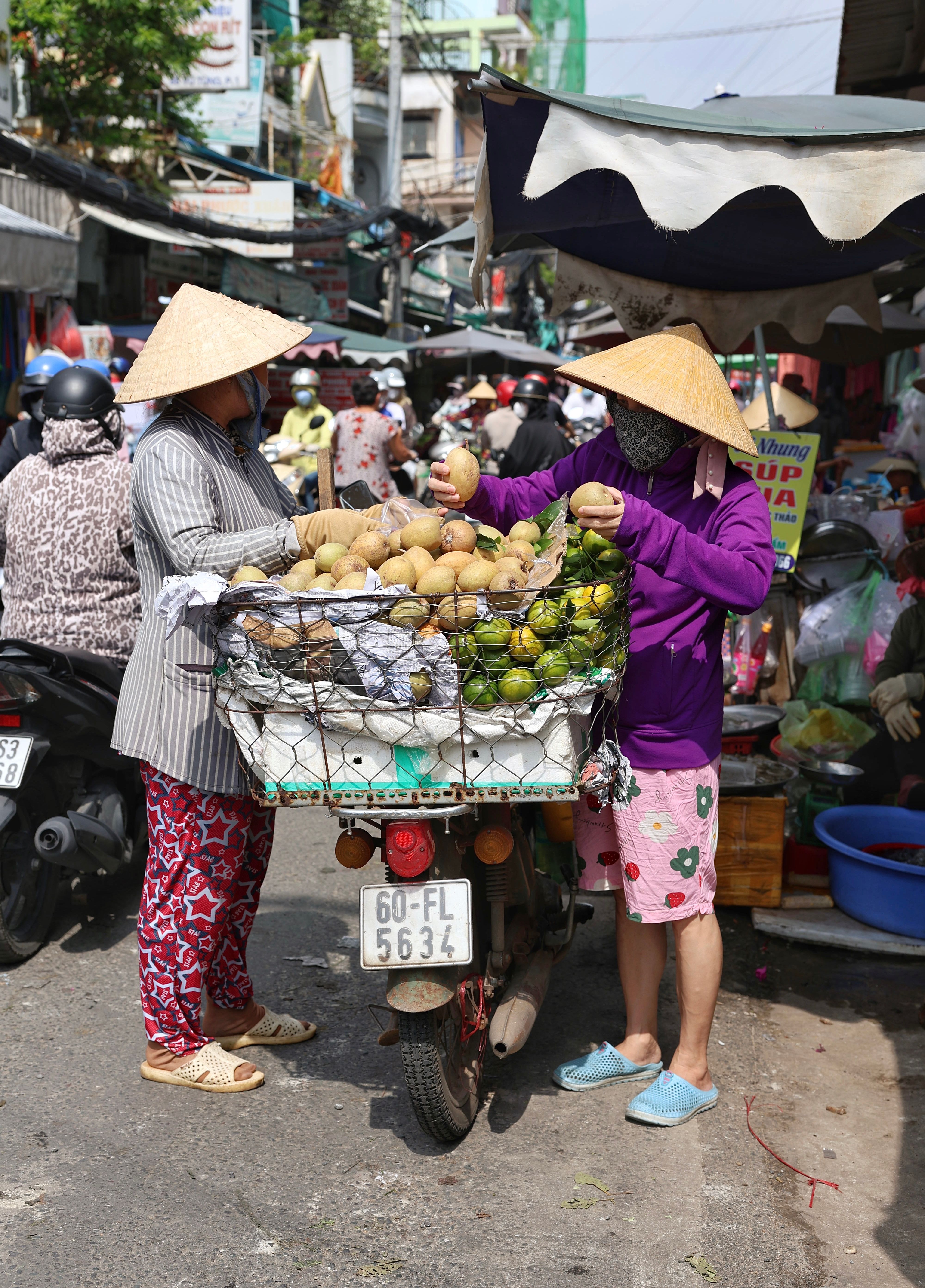 People In Market Doing Transaction Photos, Download The BEST Free ...
