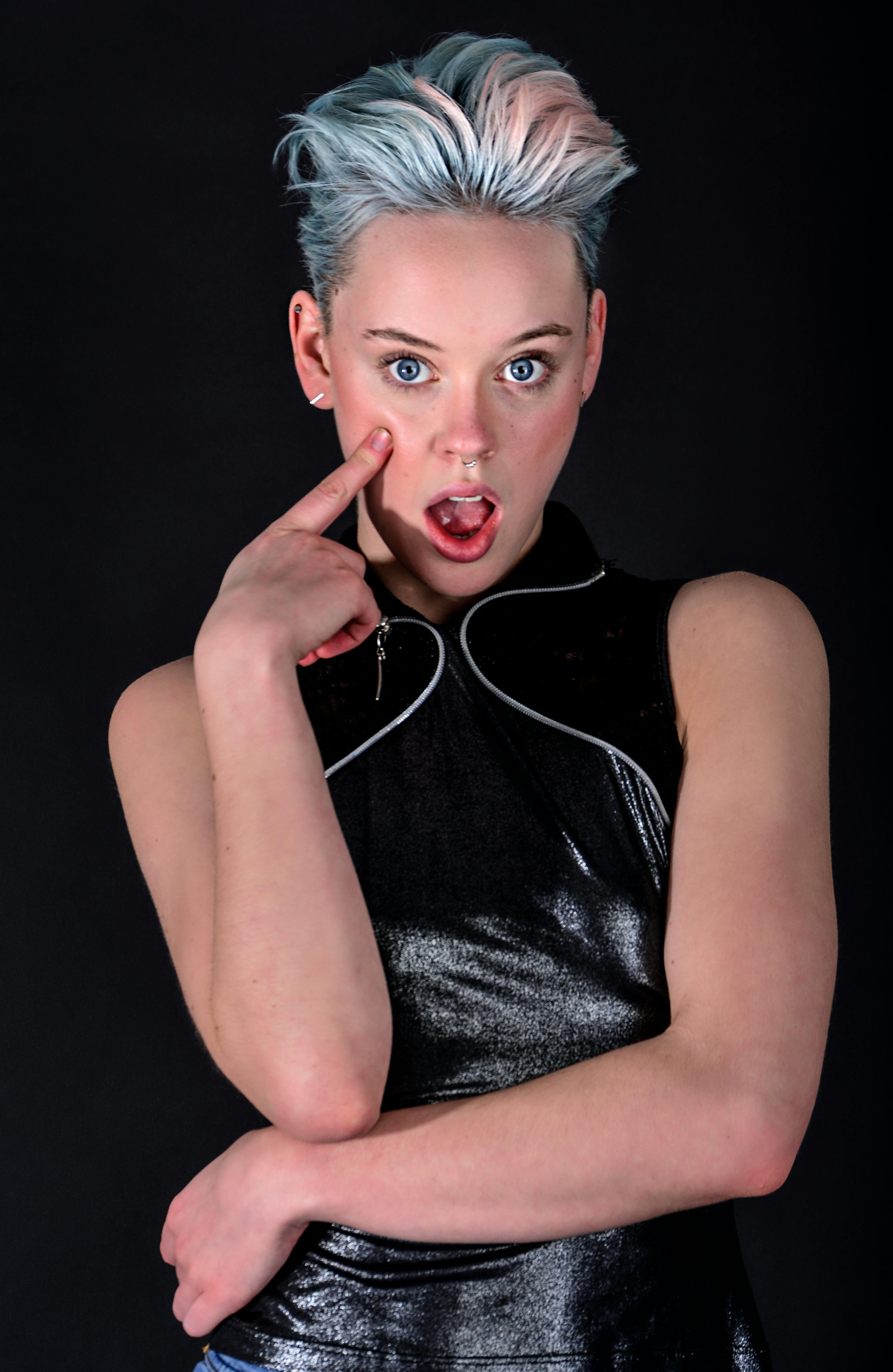 Portrait De Mode Expressif Avec Une Expression De Surprise Audacieuse ...