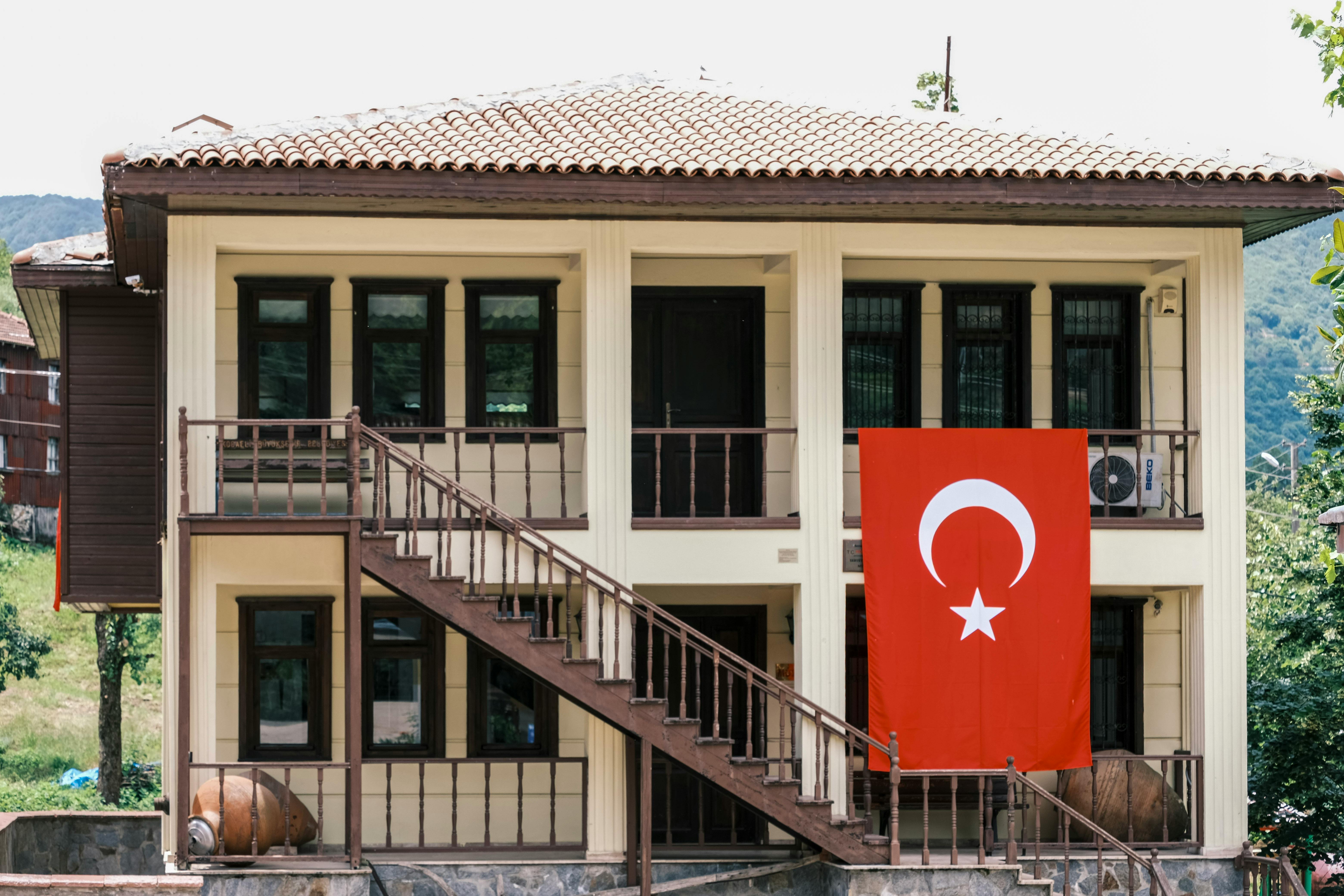 Maison Turque Traditionnelle Avec Drapeau National Déployé · Photo gratuite