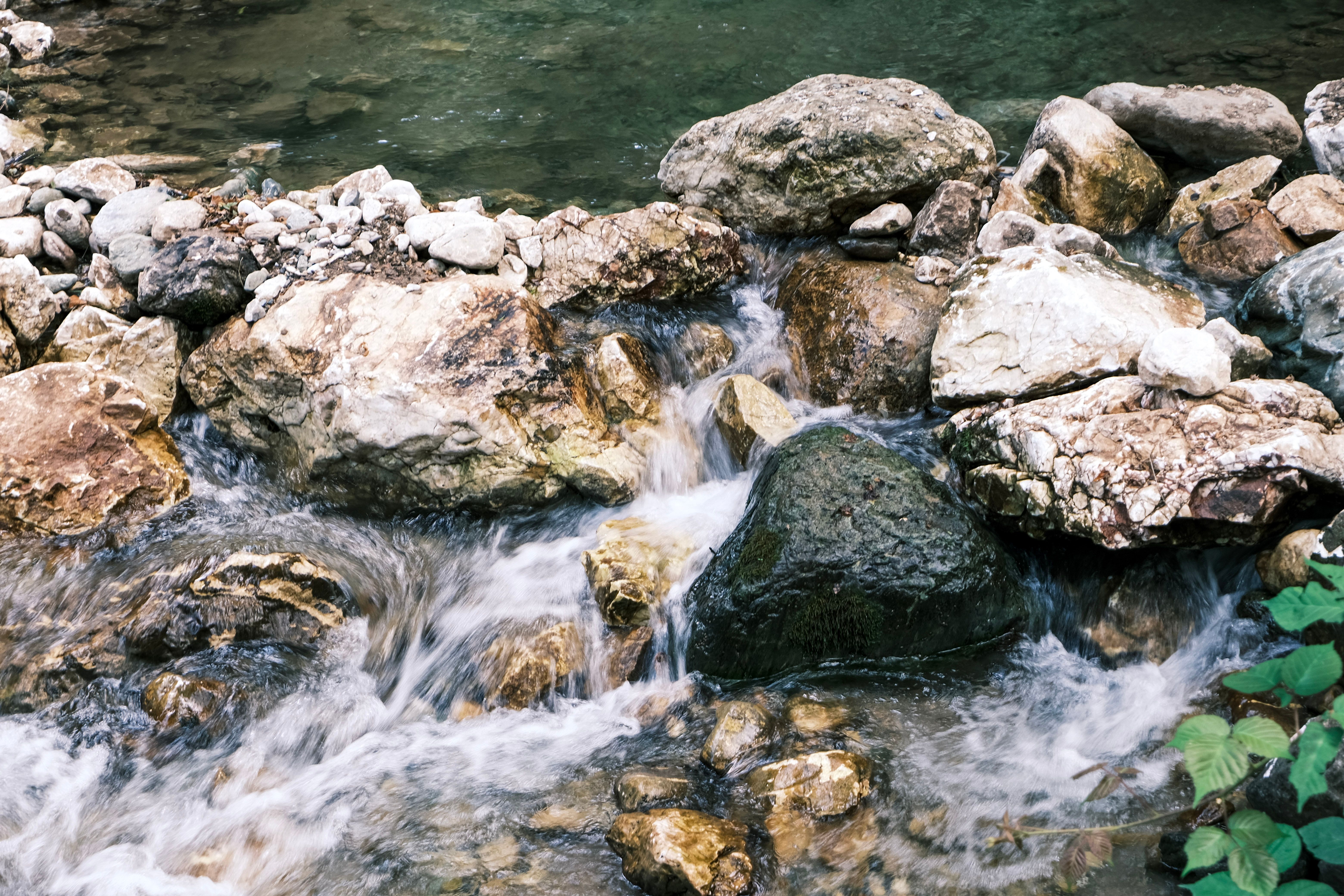 Arroyo Sereno Que Corre Sobre El Lecho Rocoso Del Río · Foto de stock ...