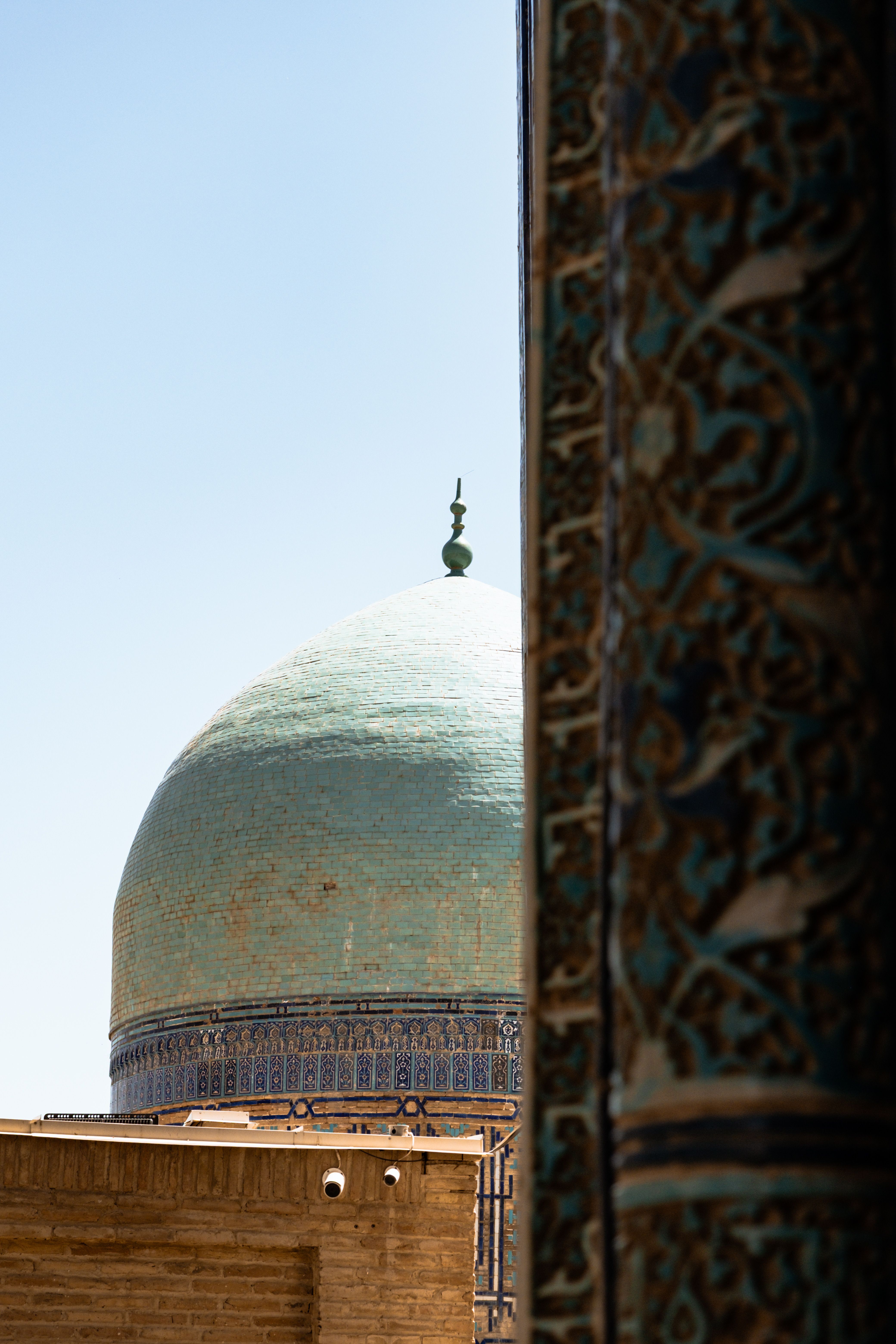 Majestic Dome of Ancient Islamic Architecture · Free Stock Photo