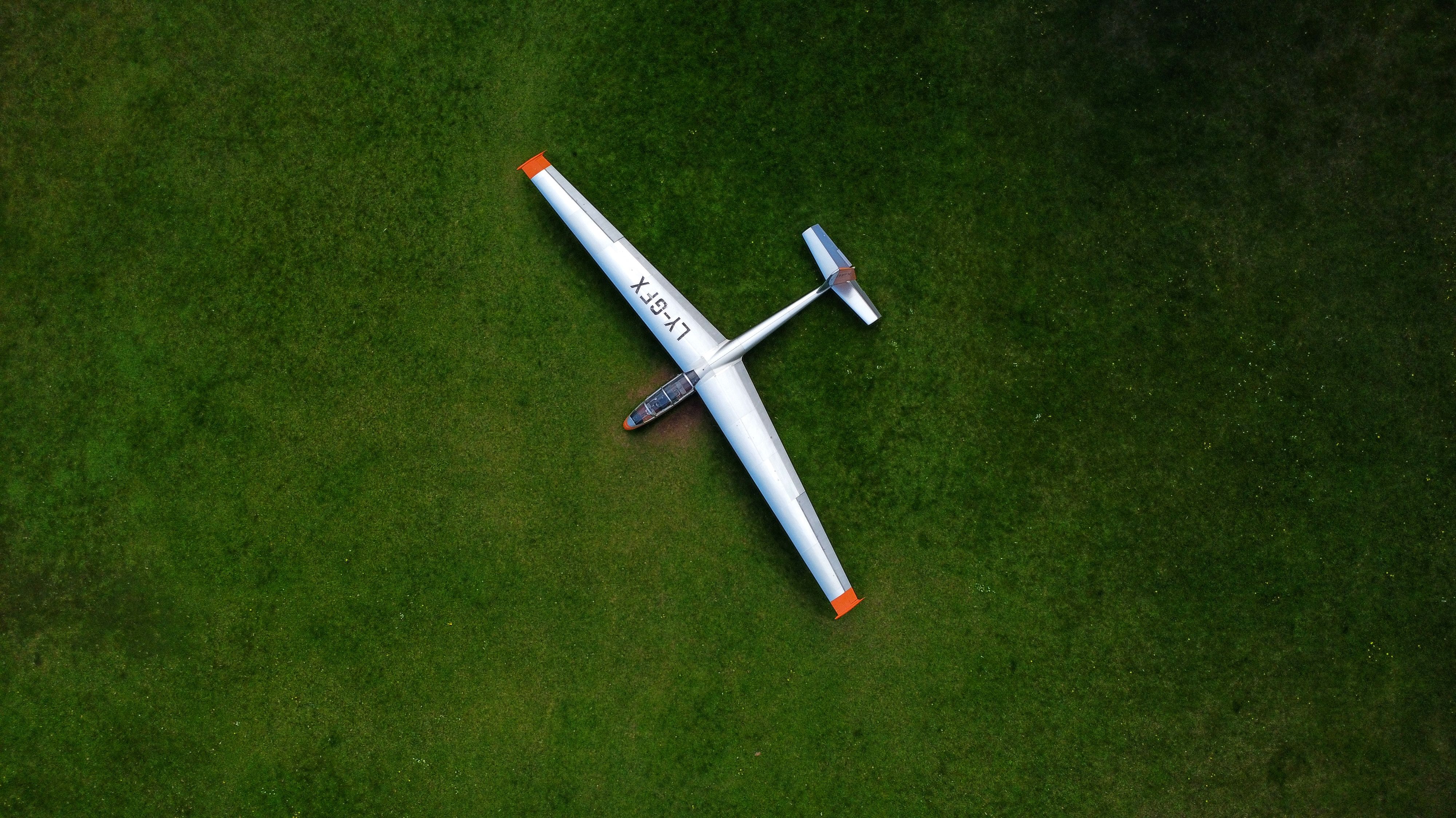 Pemandangan Udara Glider Di Lapangan Hijau Di BiržAI · Foto Stok Gratis