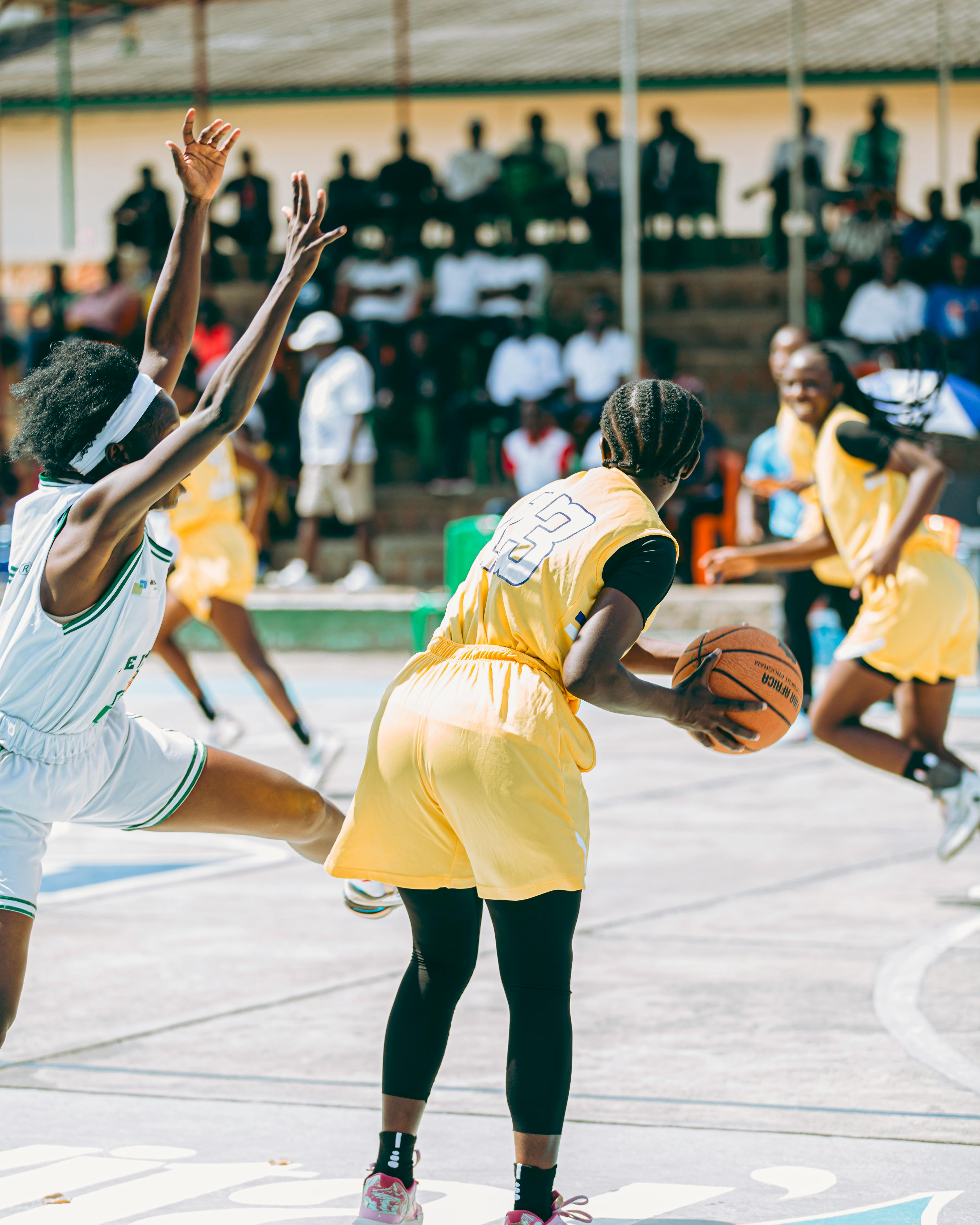 Action-packed outdoor basketball game scene · Free Stock Photo