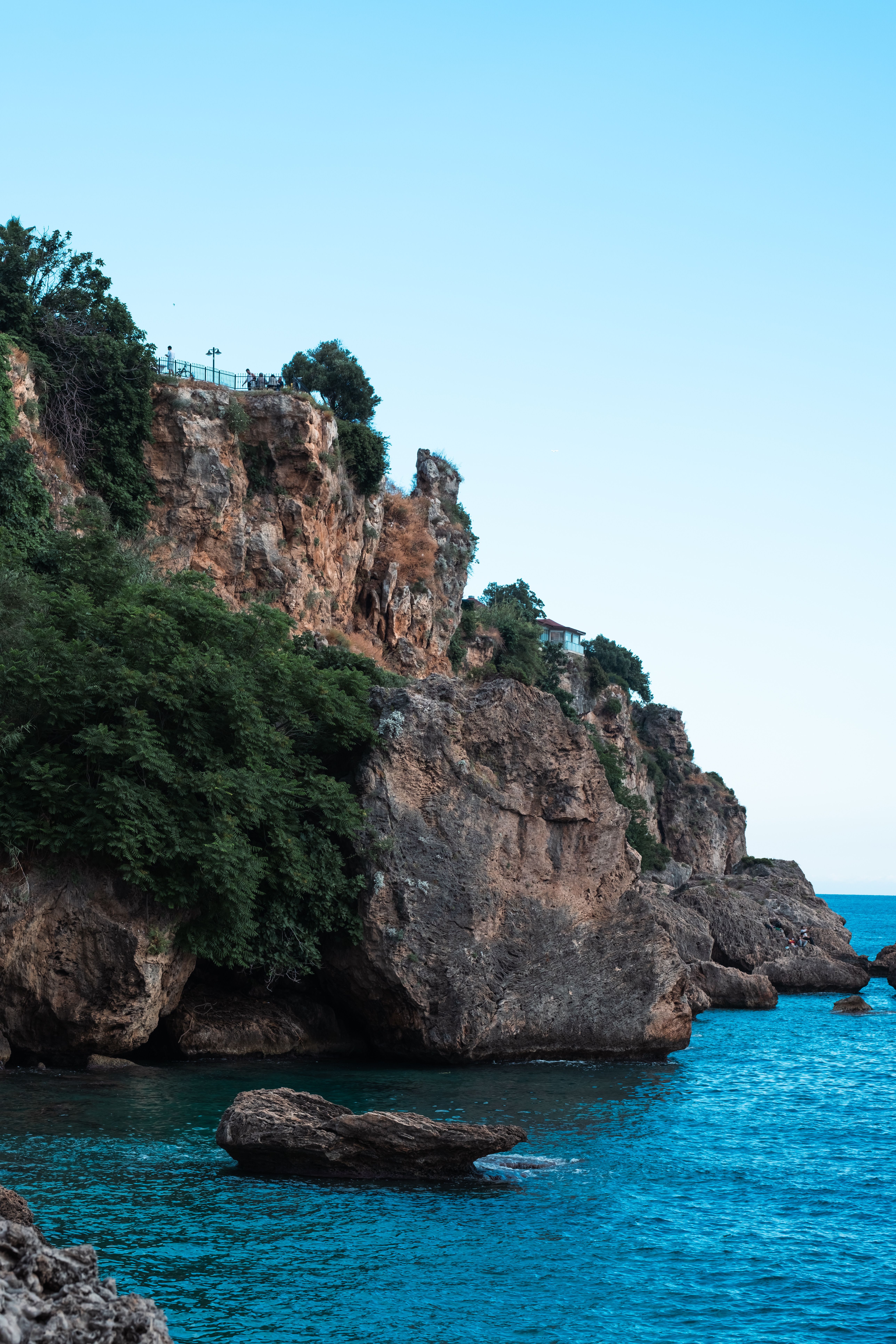 Scenic Cliffside View with Turquoise Waters · Free Stock Photo