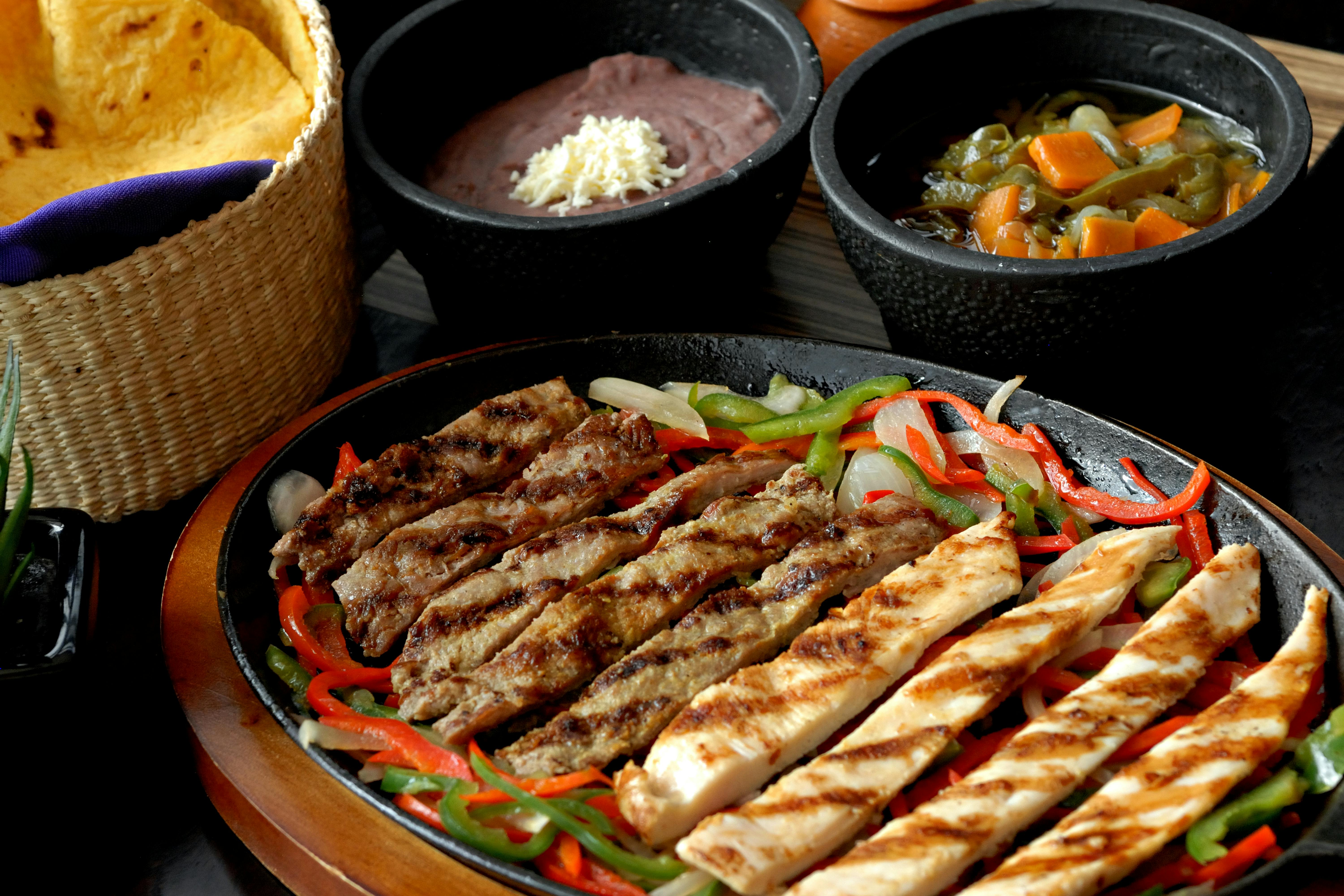 Fajitas De Carne A La Parrilla Con Guarniciones Mexicanas · Foto de ...
