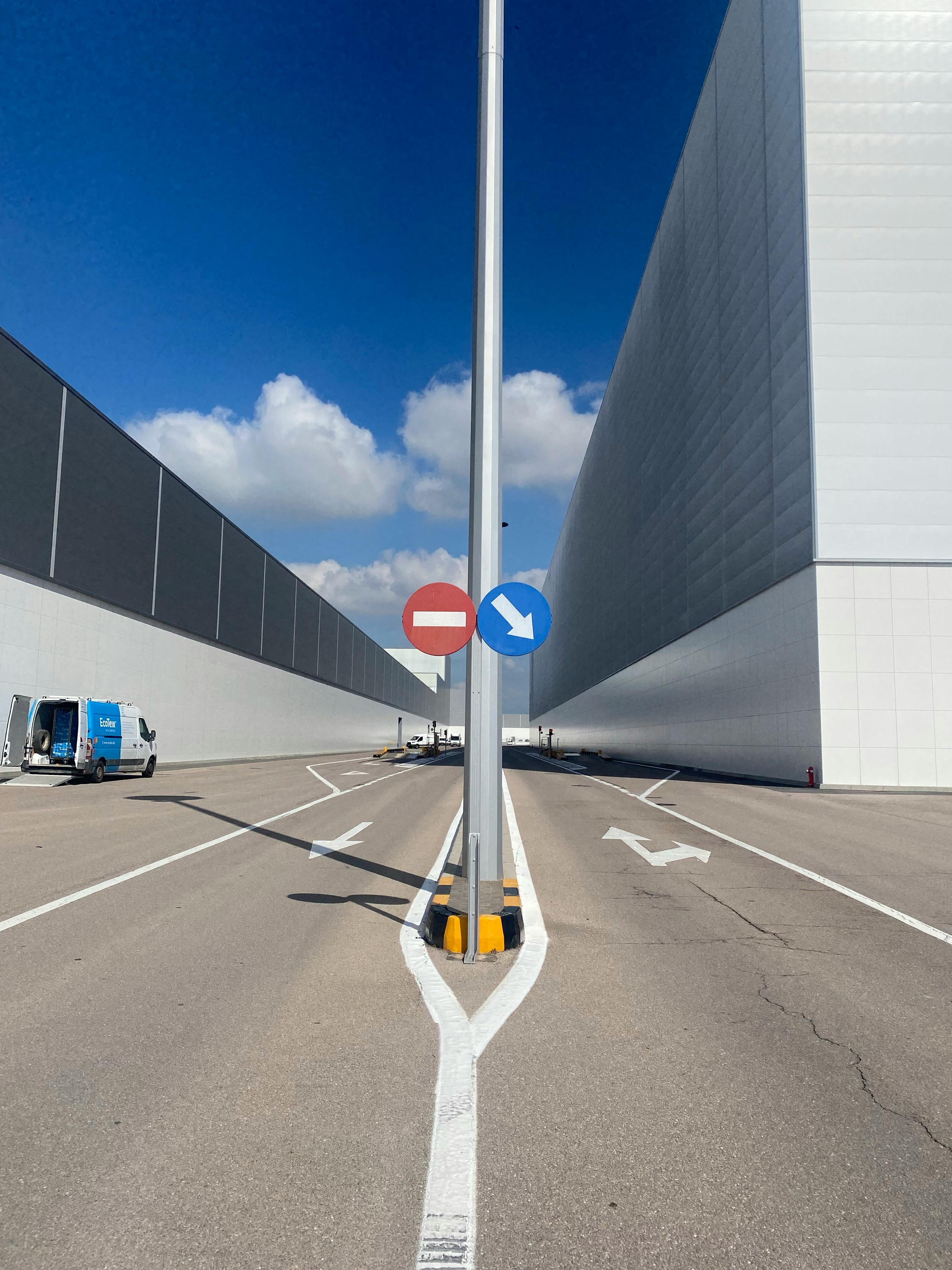 Symmetrical View of Industrial Warehouse Pathway · Free Stock Photo