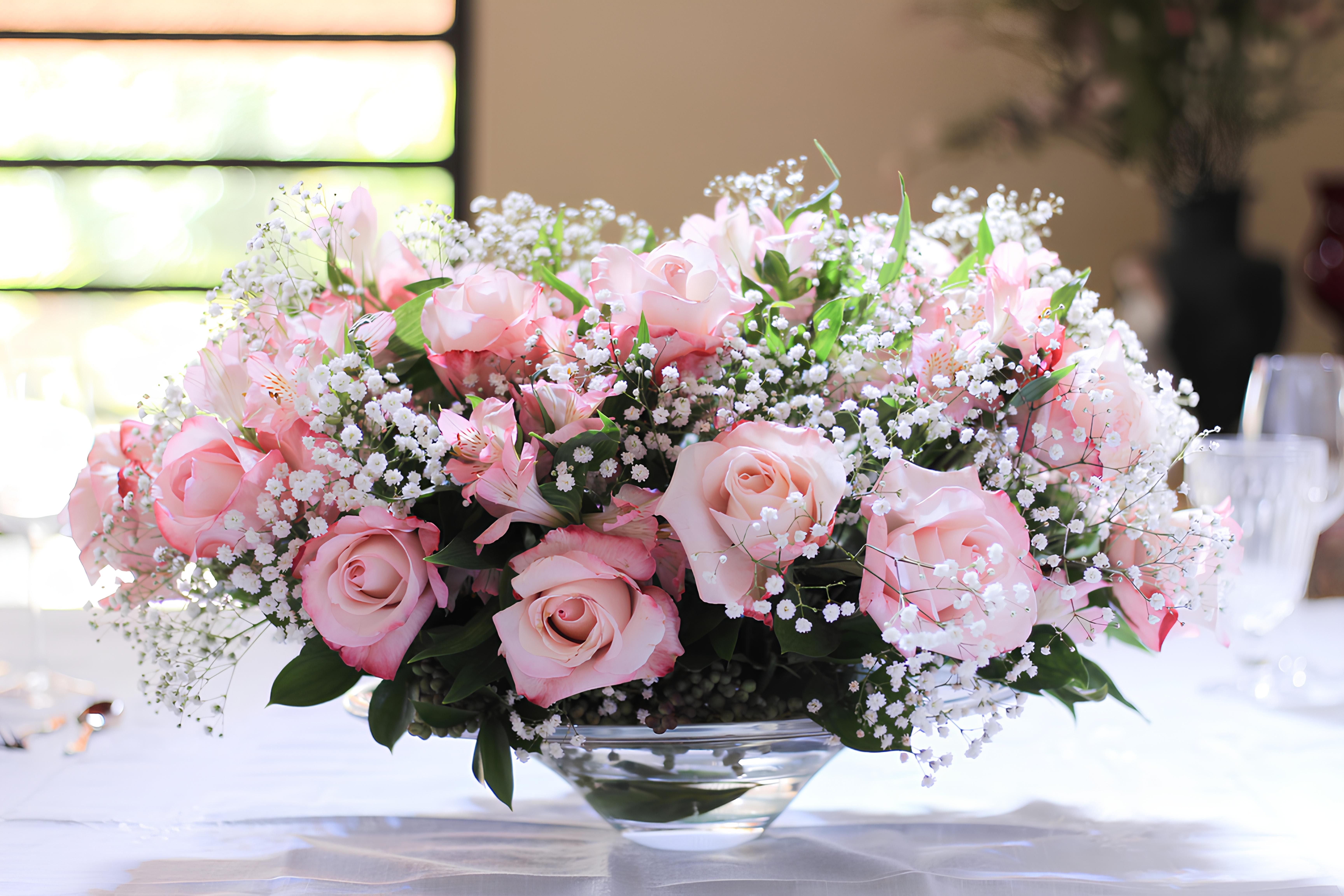 Elegant Pink Rose Centerpiece on Wedding Table · Free Stock Photo