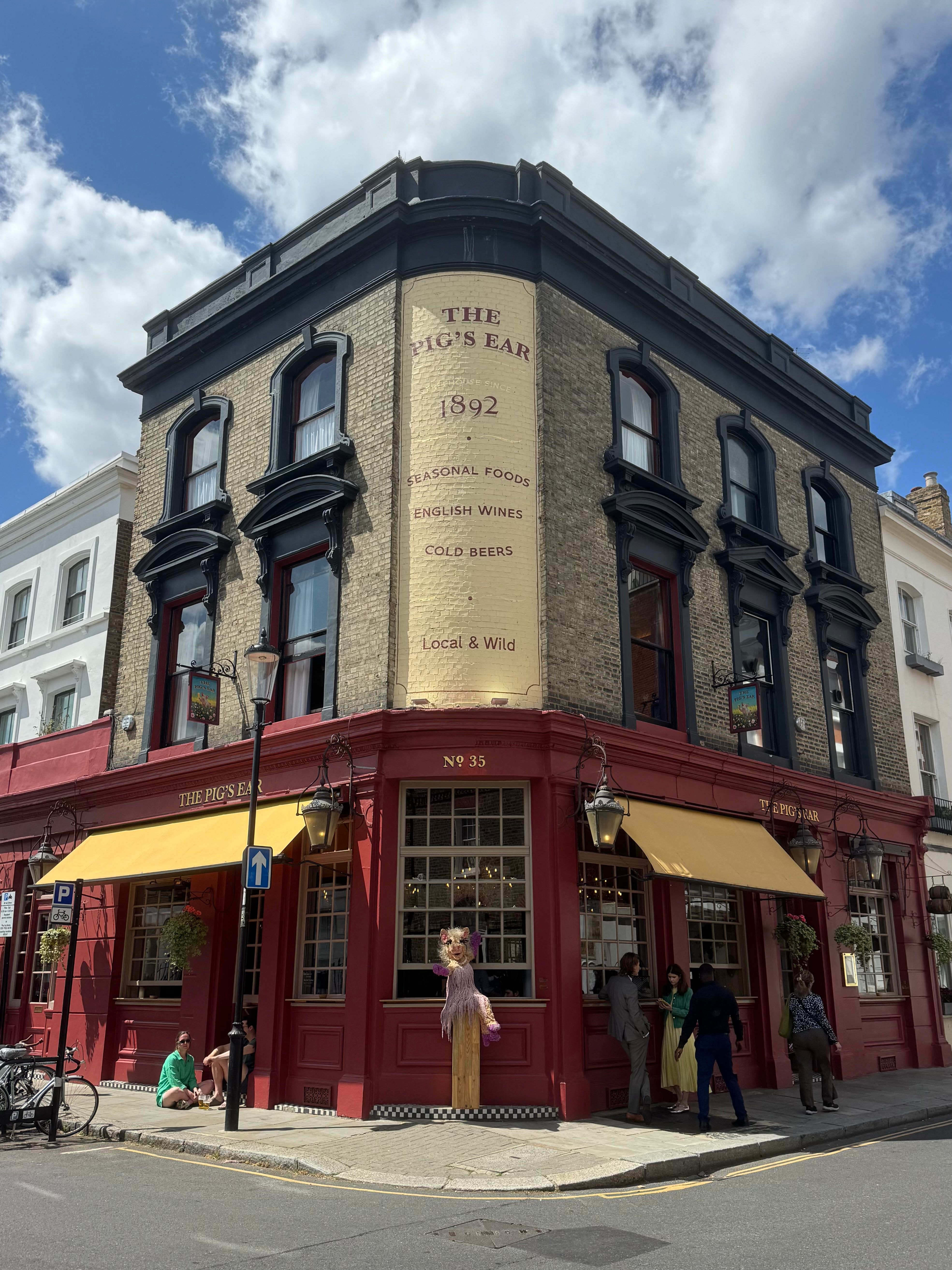 Historic Pub The Pig's Ear in Chelsea, London · Free Stock Photo