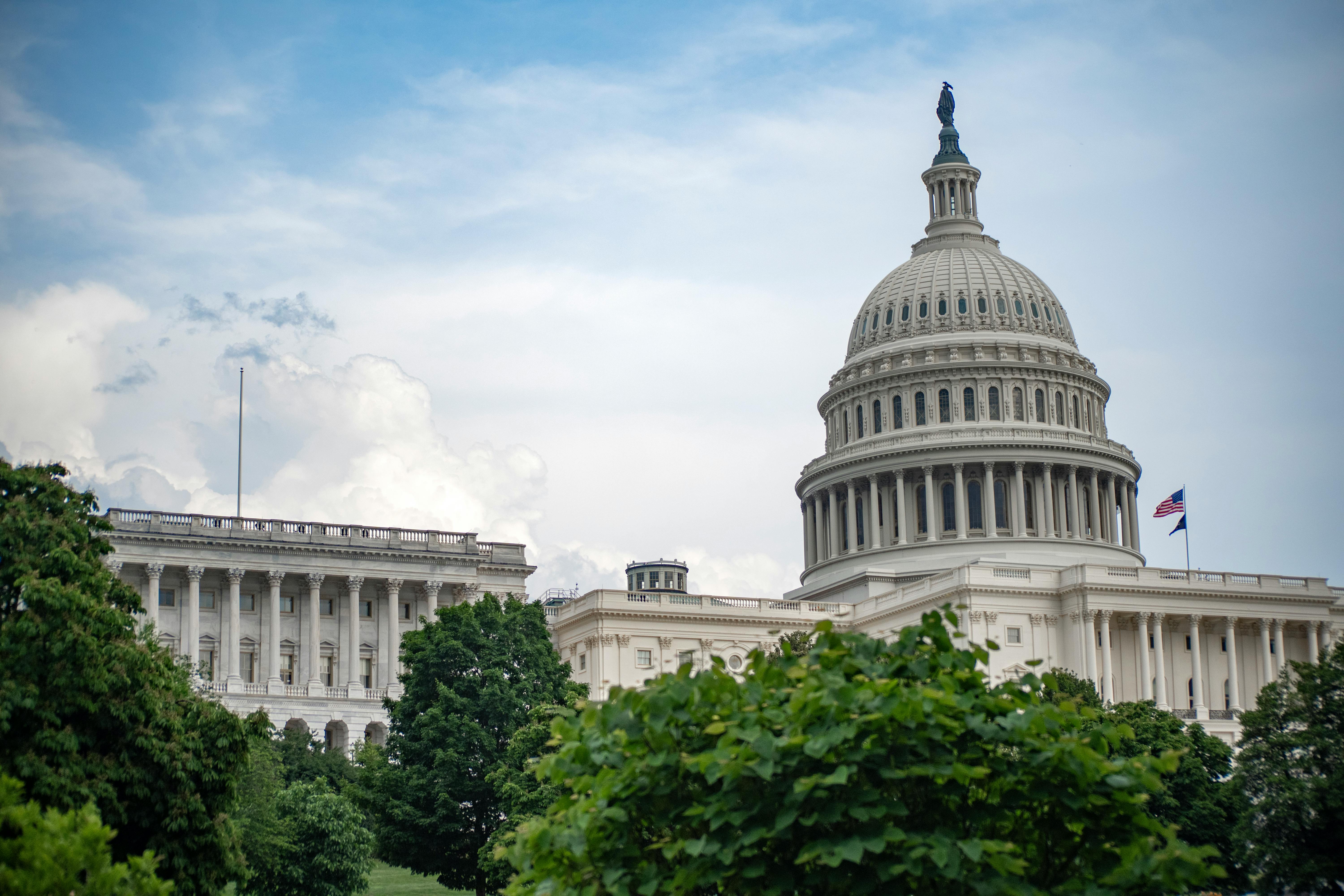Green Garden of California State Capitol Building · Free Stock Photo
