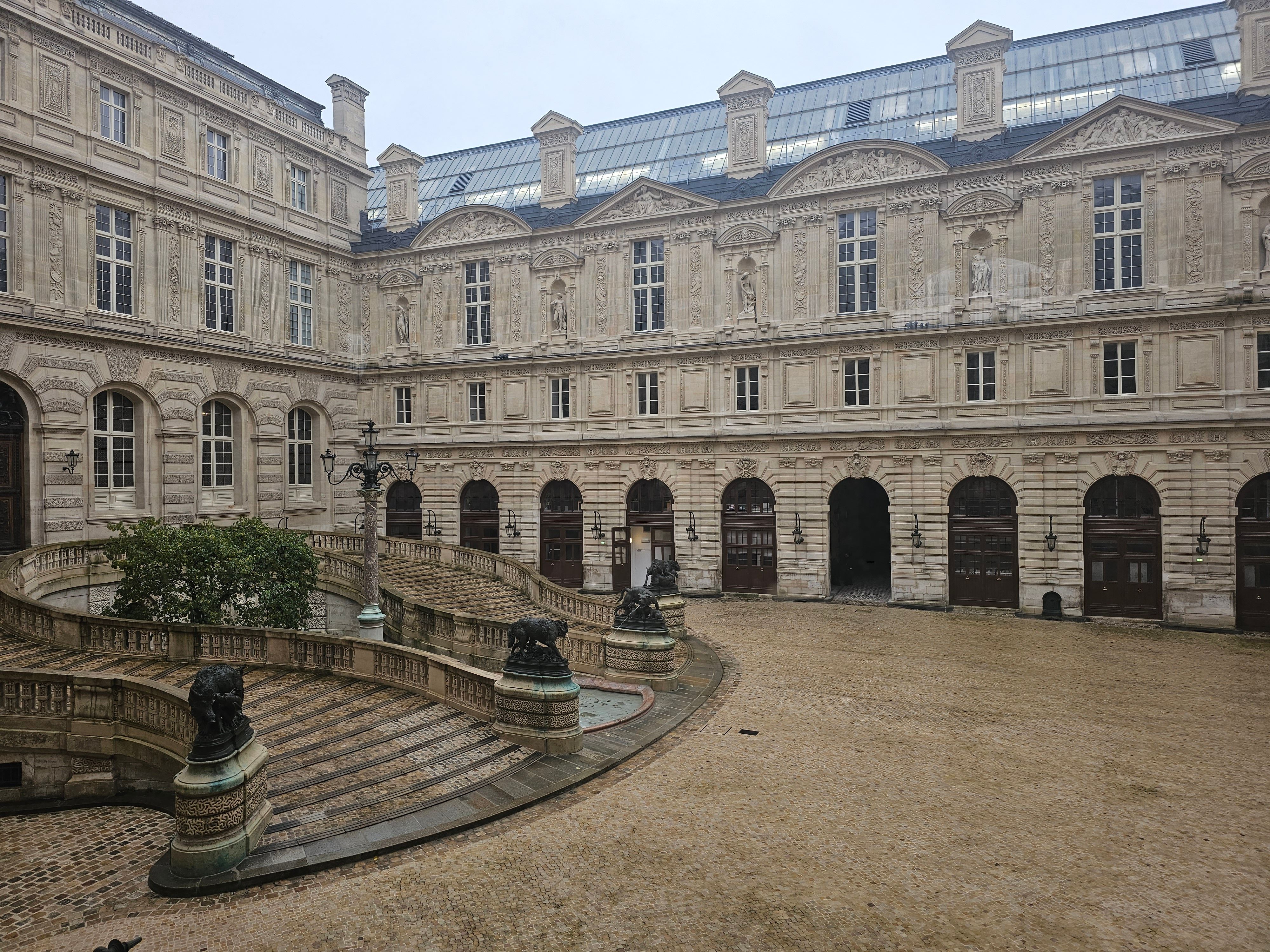 Elegant Courtyard of Historic Parisian Building · Free Stock Photo
