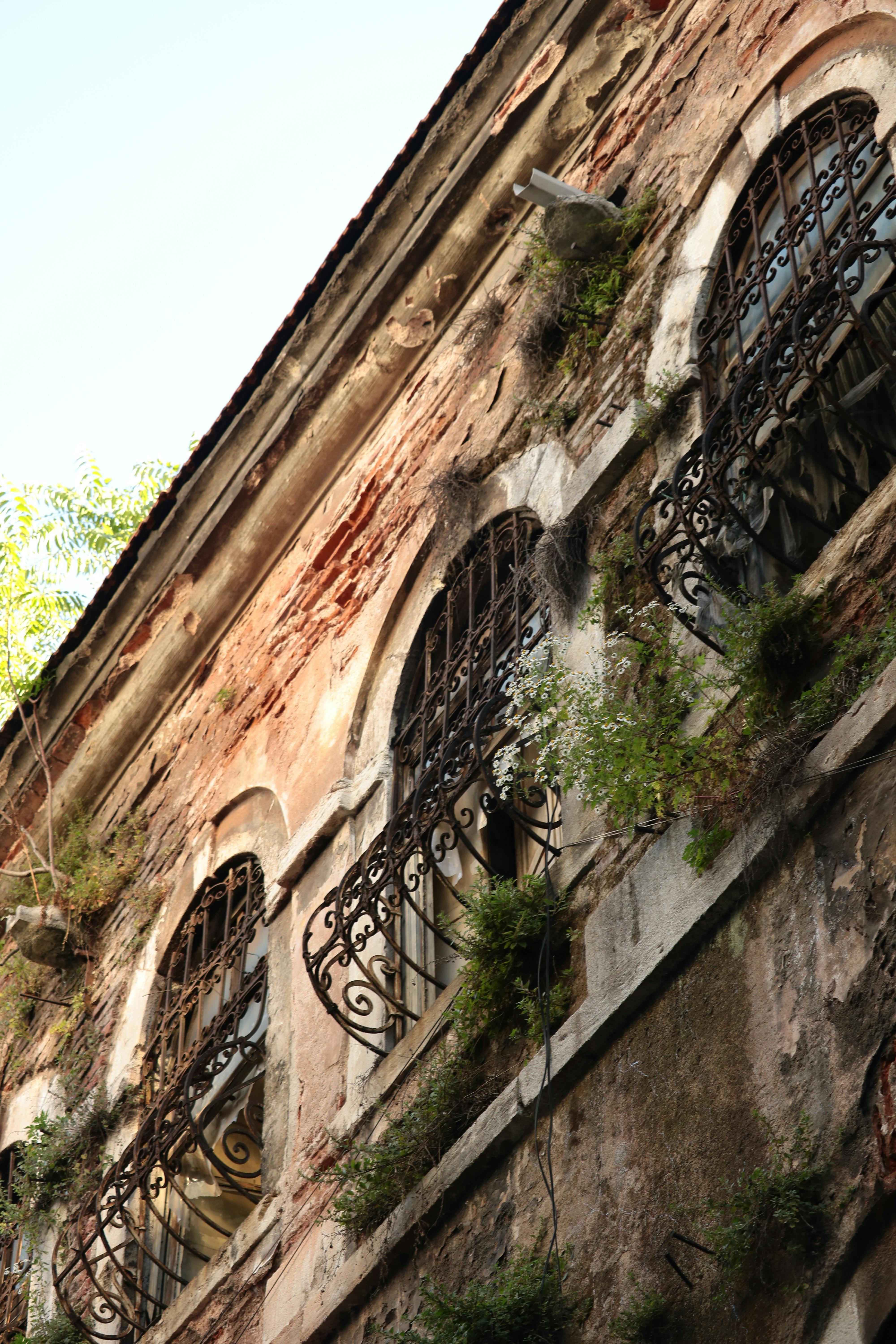 Vintage Ottoman Architecture with Ironwork in İstanbul · Free Stock Photo