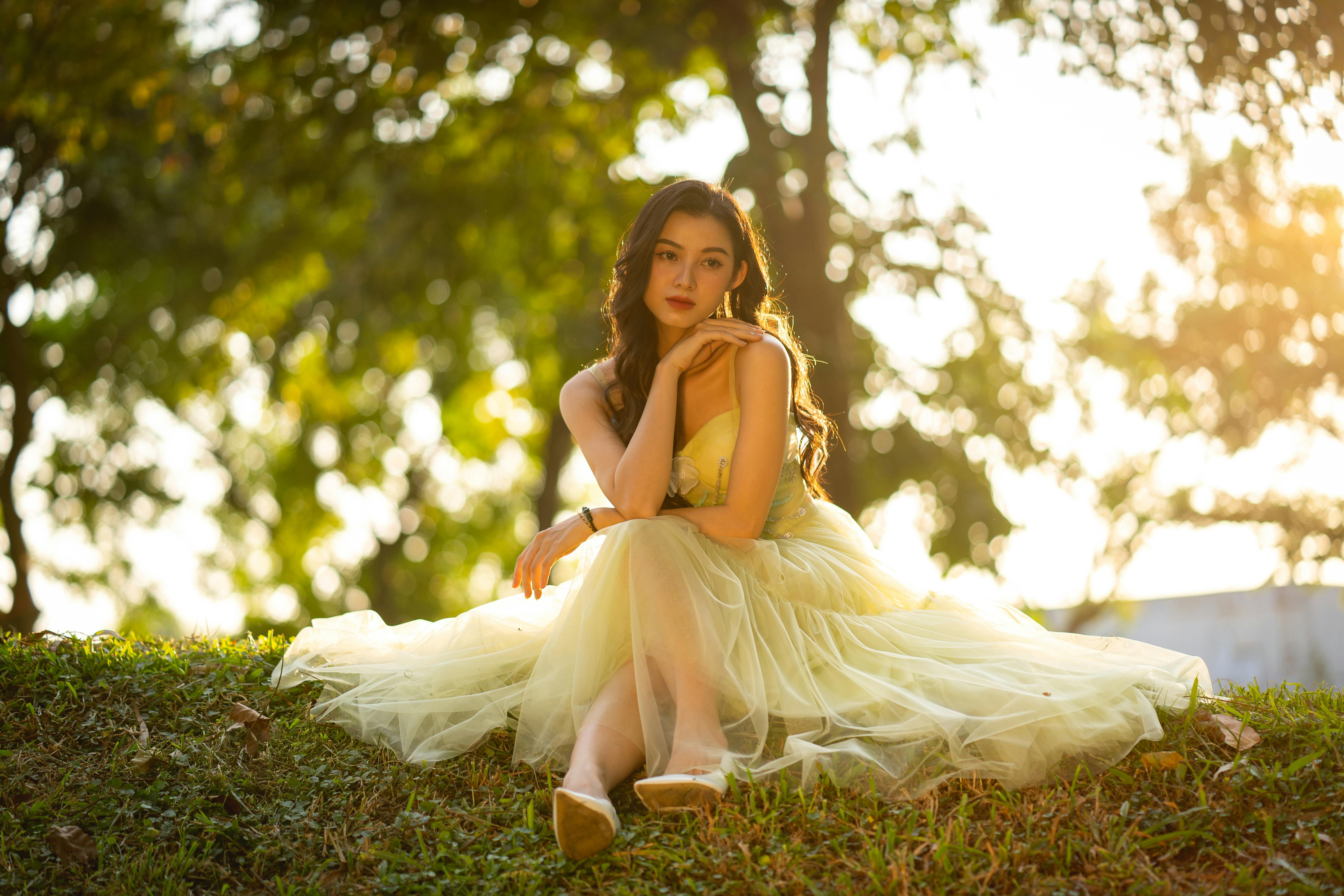 Elegante Frau Auf Einem Sonnenbeschienenen Waldweg · Kostenloses Stock-Foto