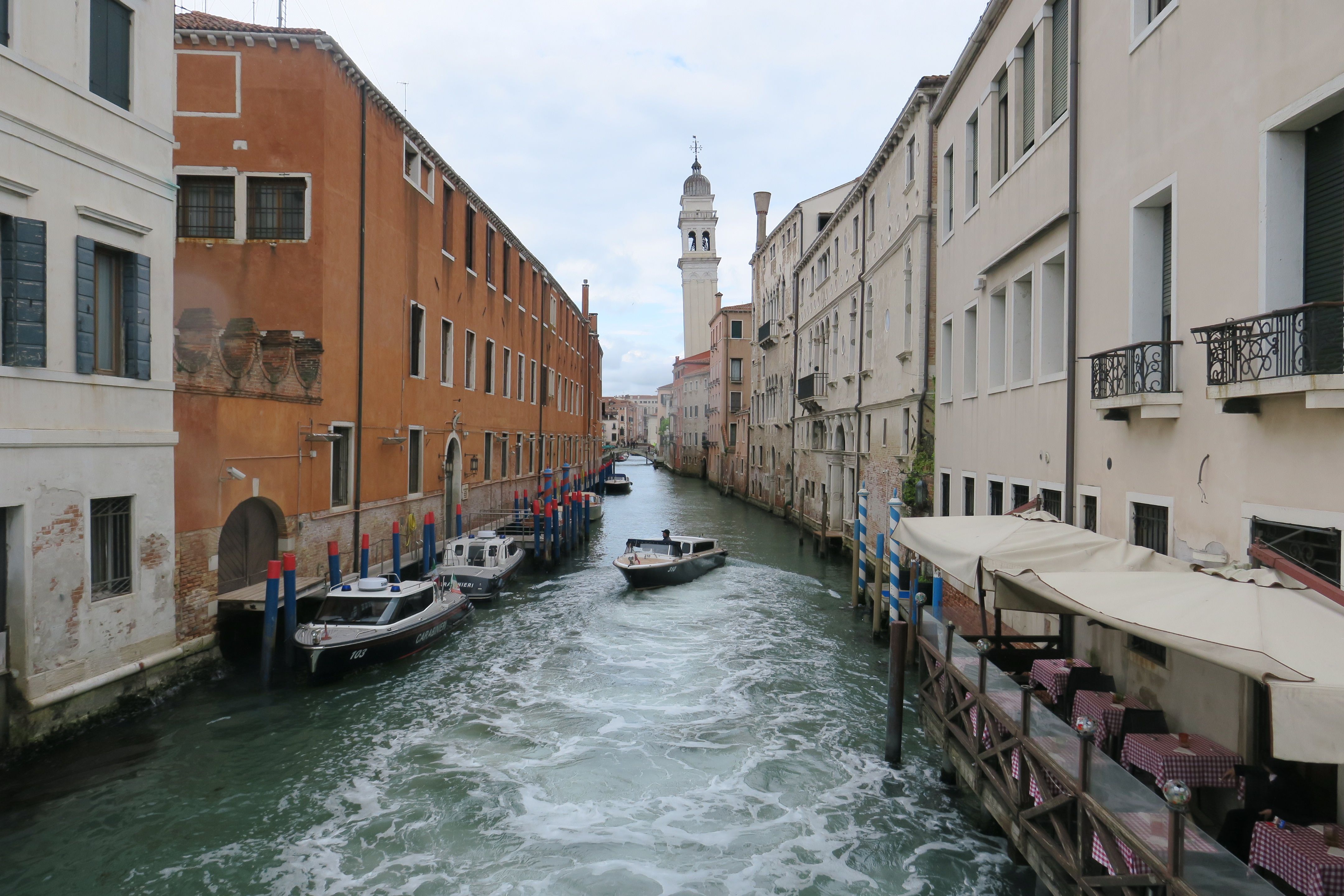 Scenic Canal in Venice with Boats and Architecture · meta.free_stock.photo