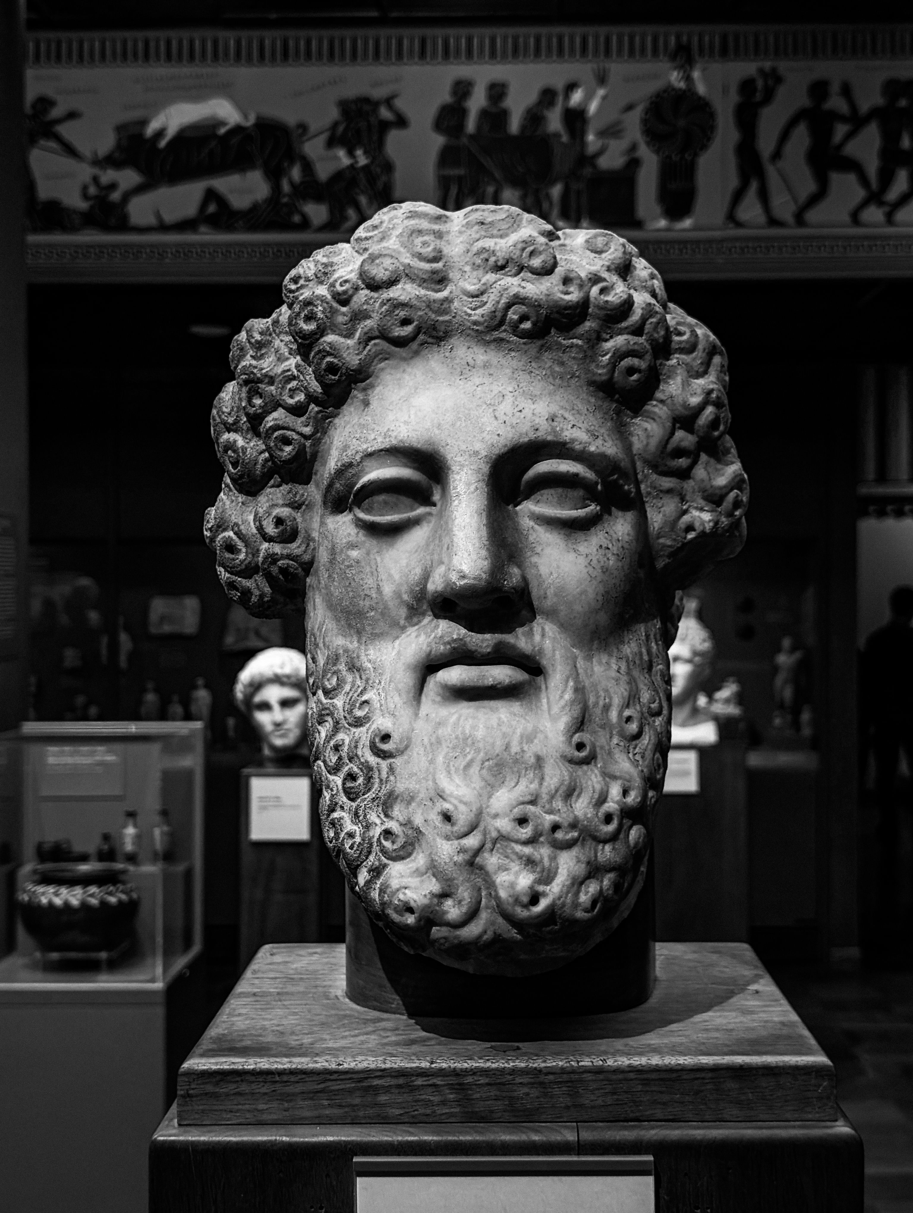 Busto Griego Antiguo En Un Entorno Museístico · Foto de stock gratuita