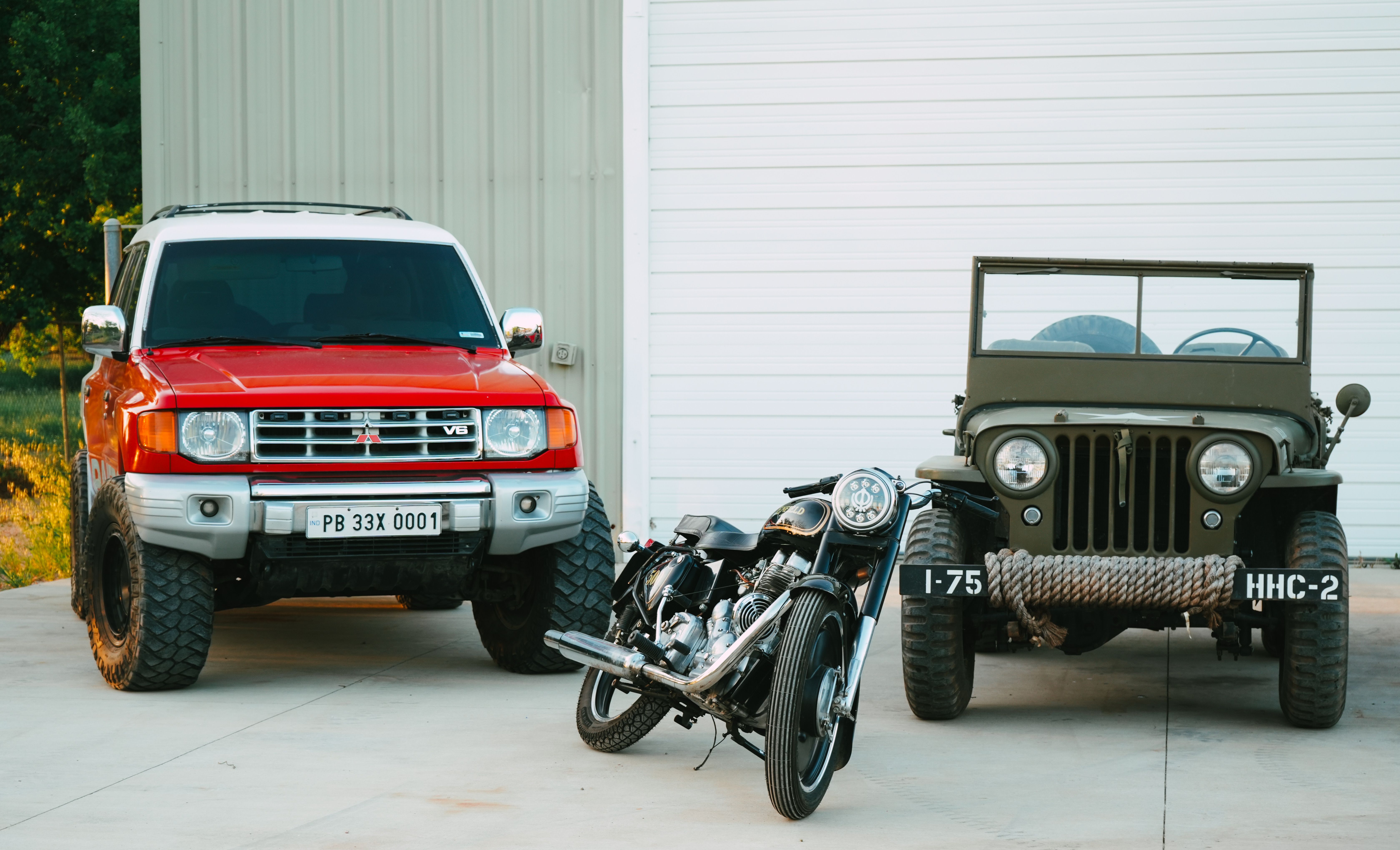 Vintage Vehicles: Jeep, SUV, and Motorcycle · Free Stock Photo