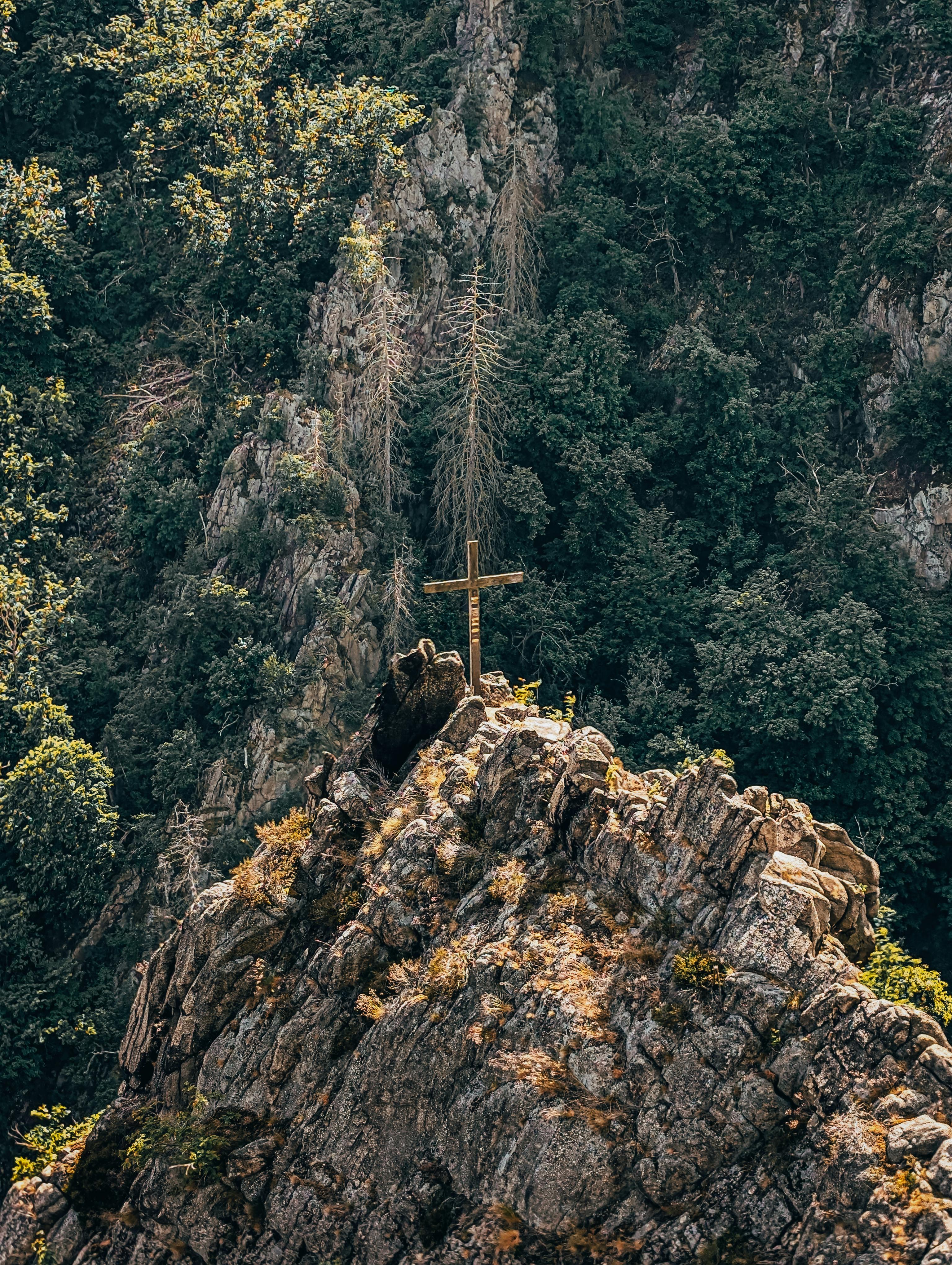 Lonely cross on slope of mountain · Free Stock Photo
