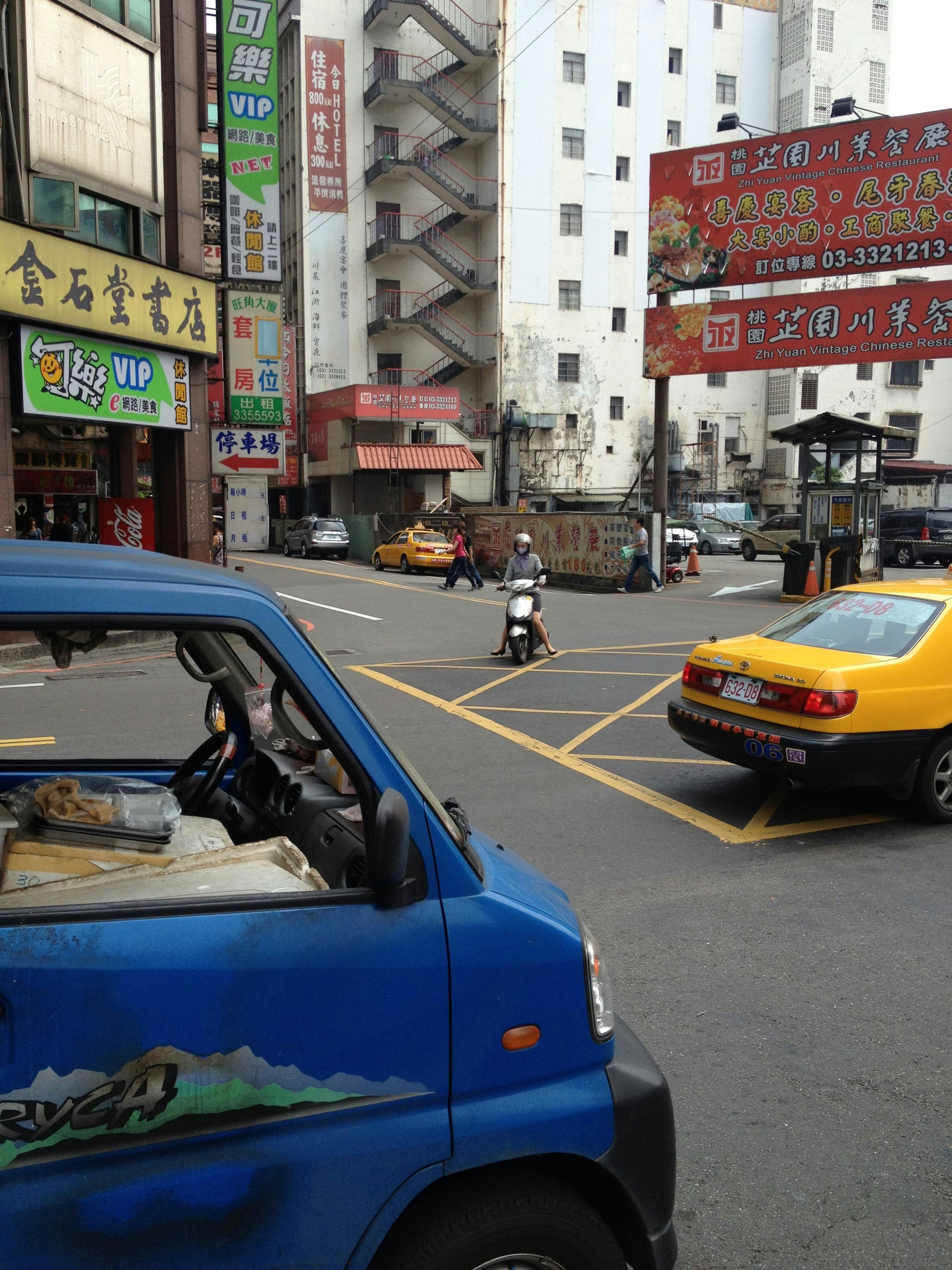 Taiwan Urban Street Scene with Traffic and Signs · Free Stock Photo
