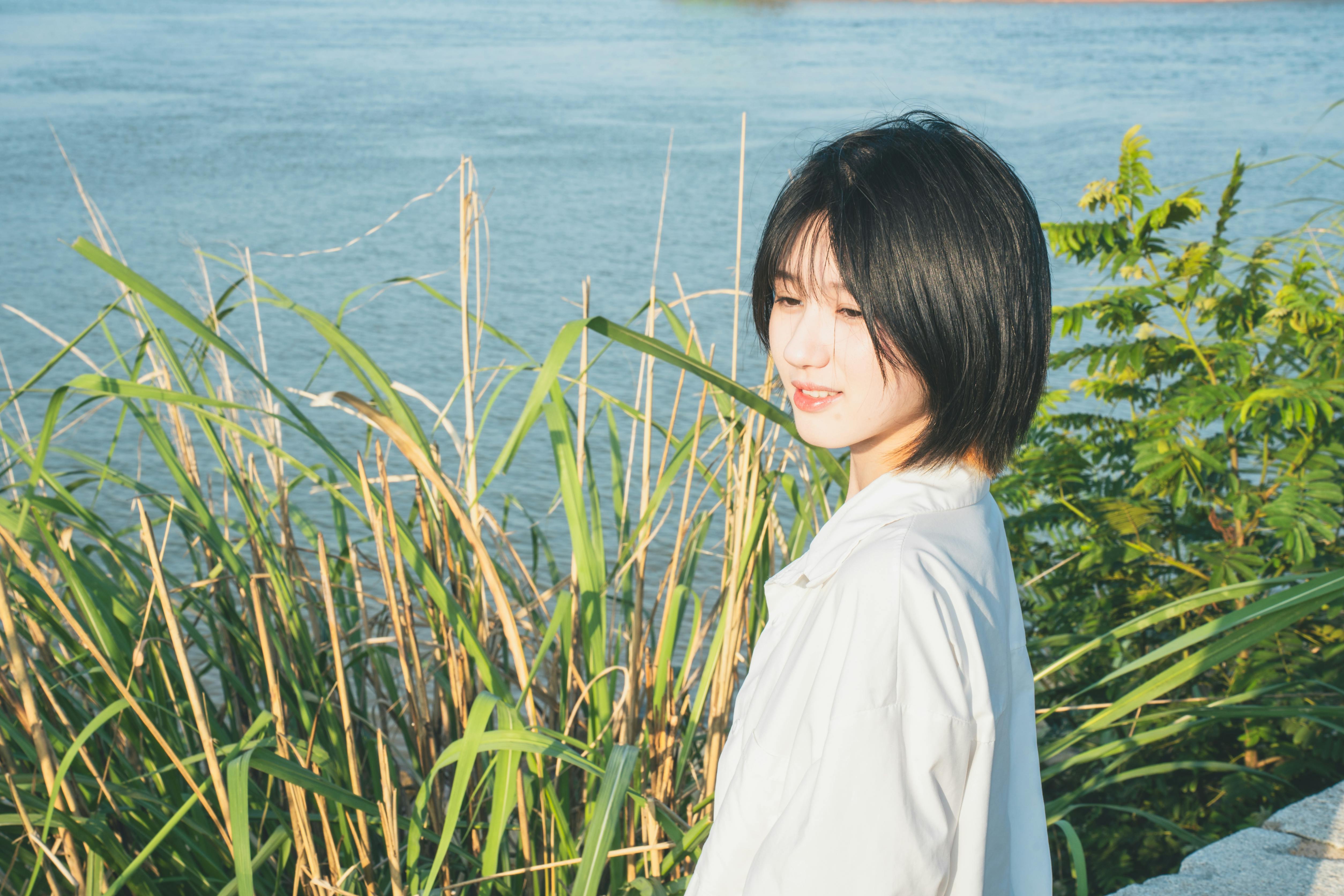 Jeune Femme Au Bord De La Rivière Sous Le Soleil D'été · Photo gratuite