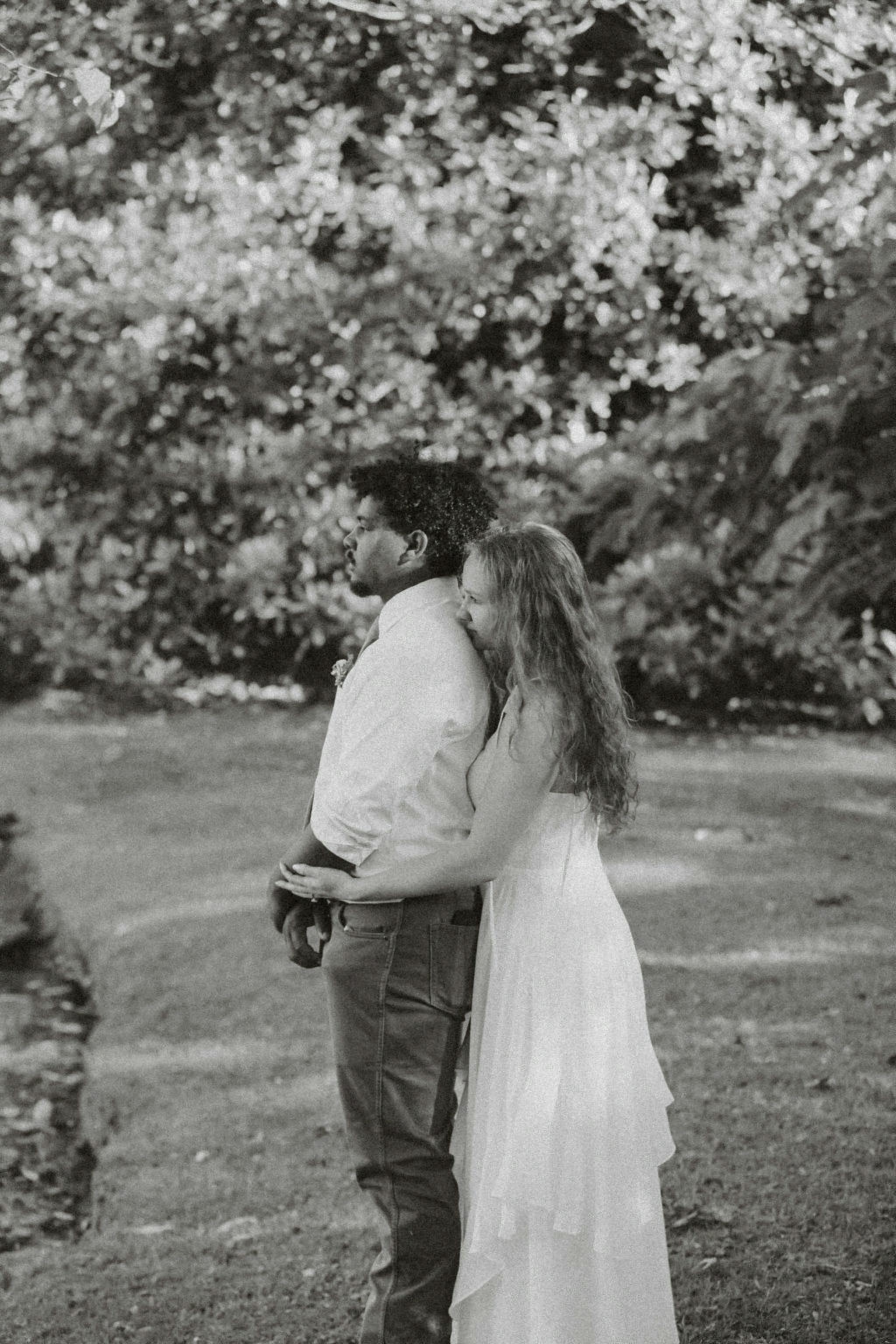 Boda Sureña En Blanco Y Negro: Una Ceremonia Al Aire Libre Atemporal Junto Al Lago · Foto de ...