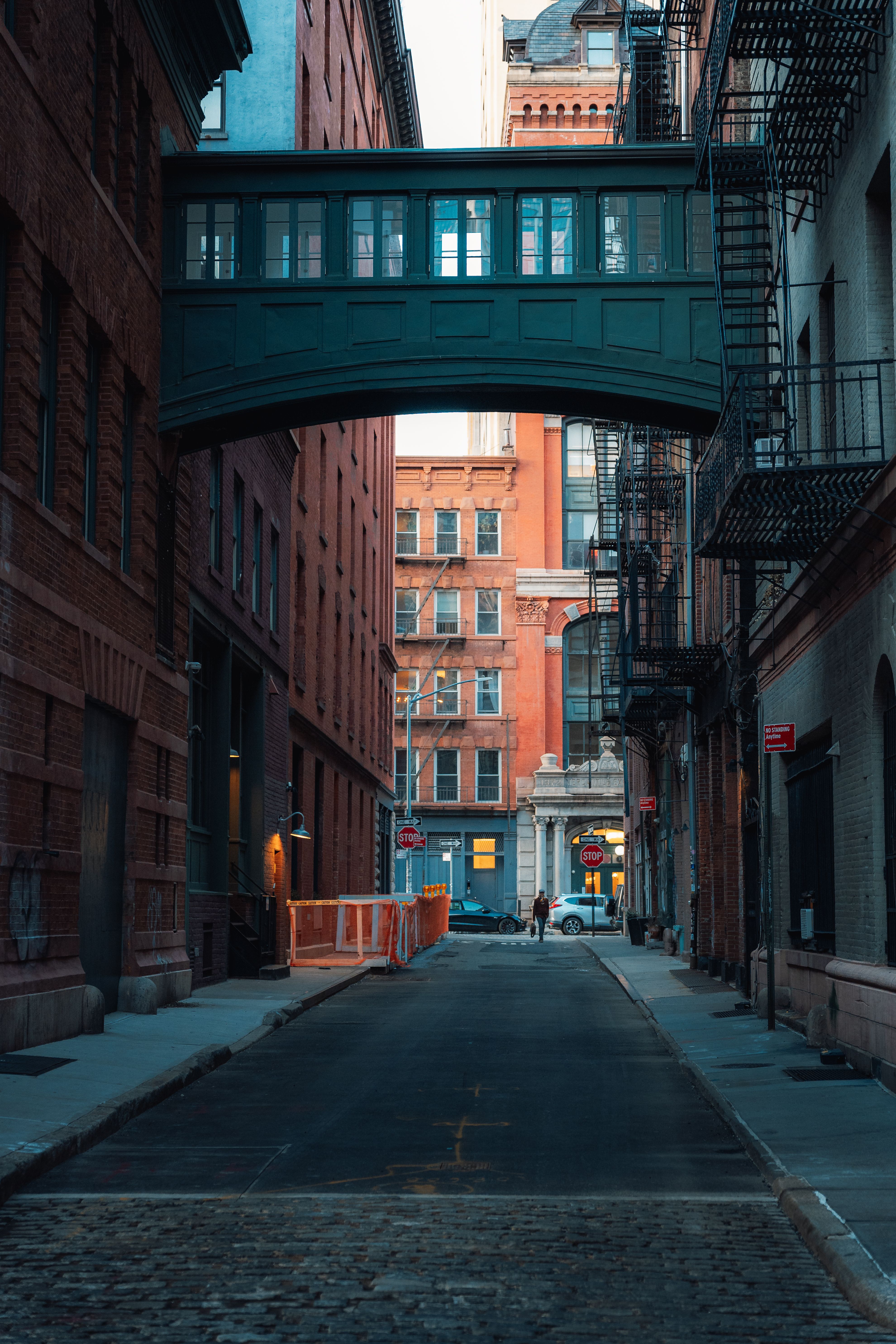 Charming New York City Alley with Skybridge · Free Stock Photo
