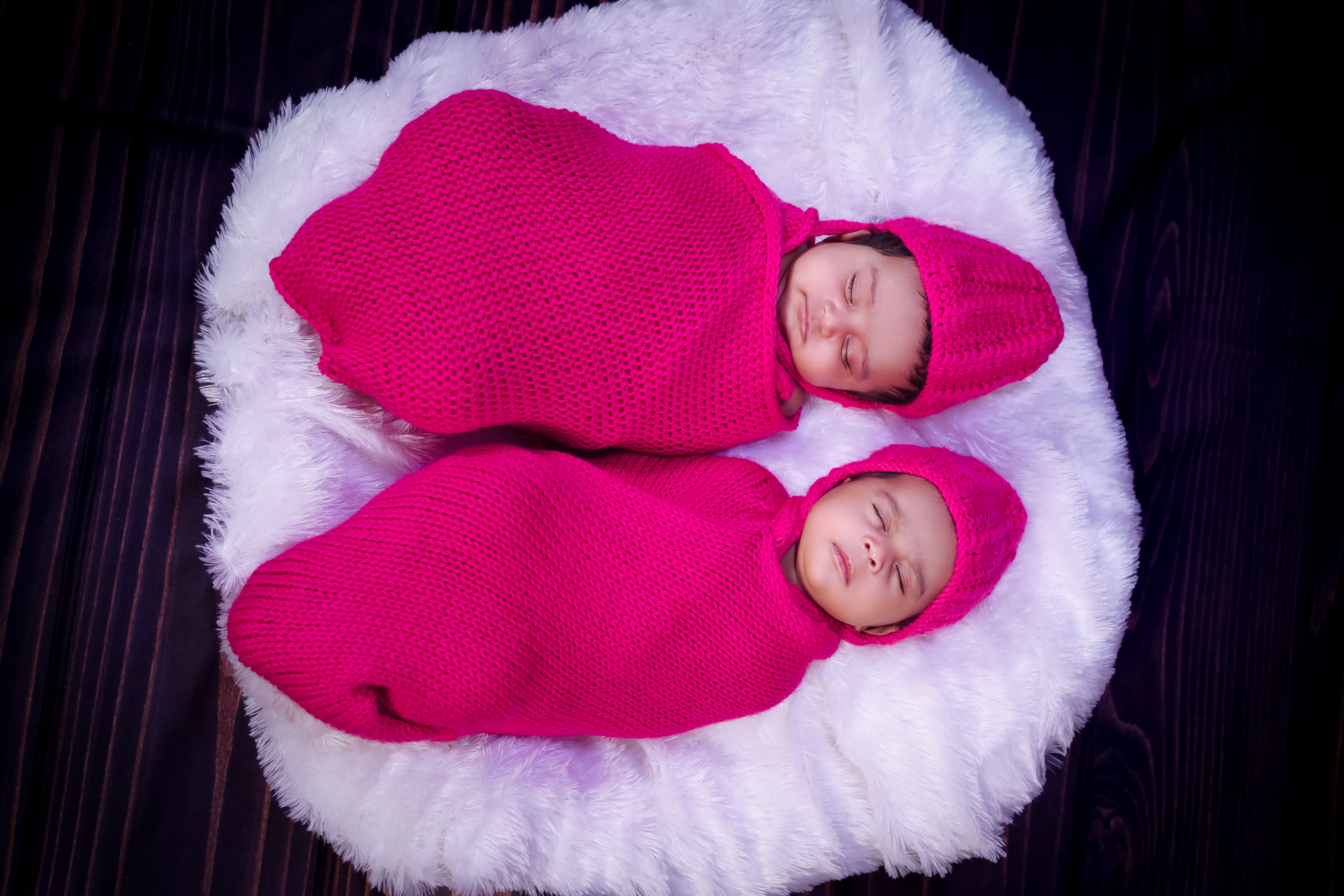 Adorables Bebés Gemelos En Pañales Rosas · Foto de stock gratuita