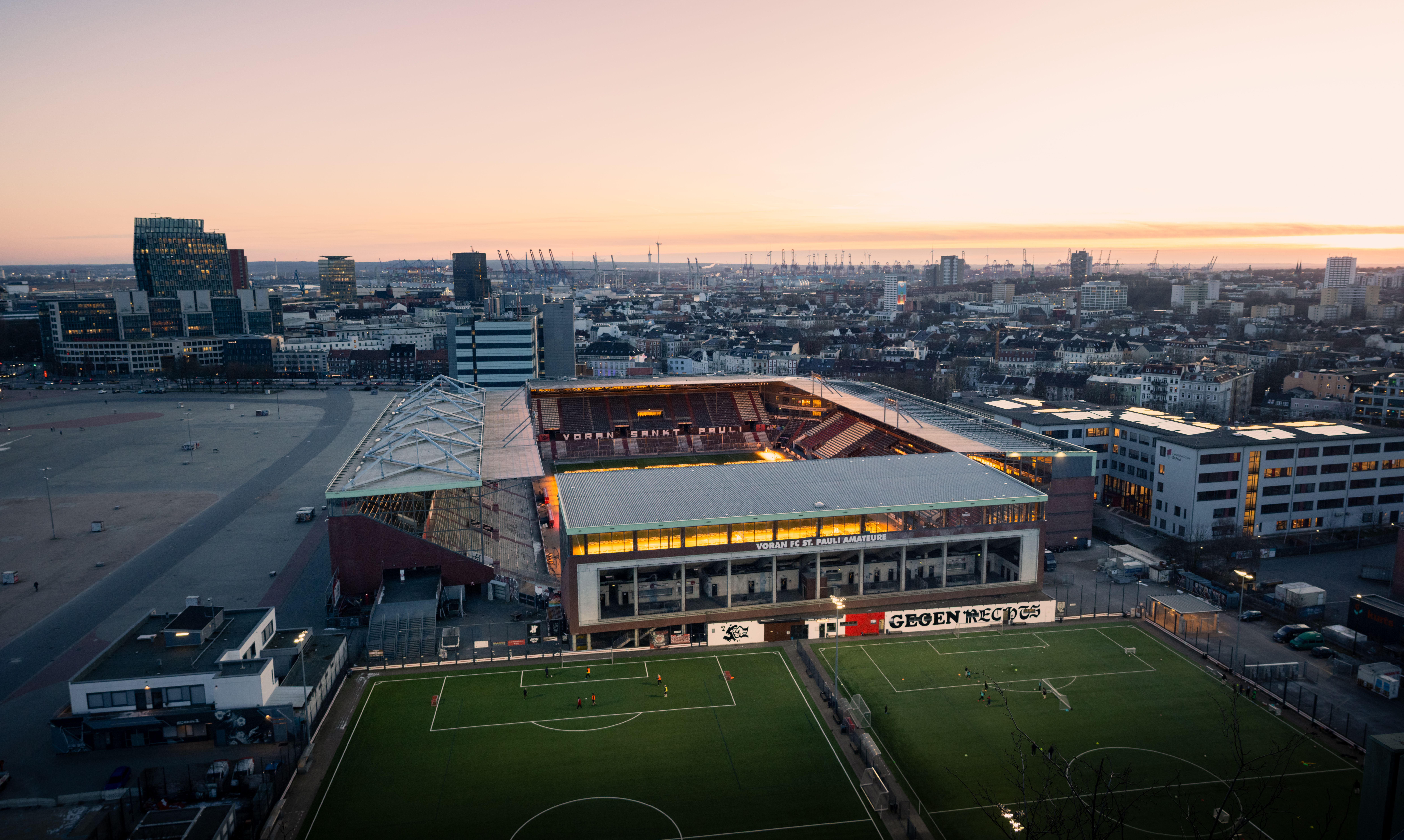Vista Del Atardecer Del Millerntor Stadion En Hamburgo · Foto de stock ...