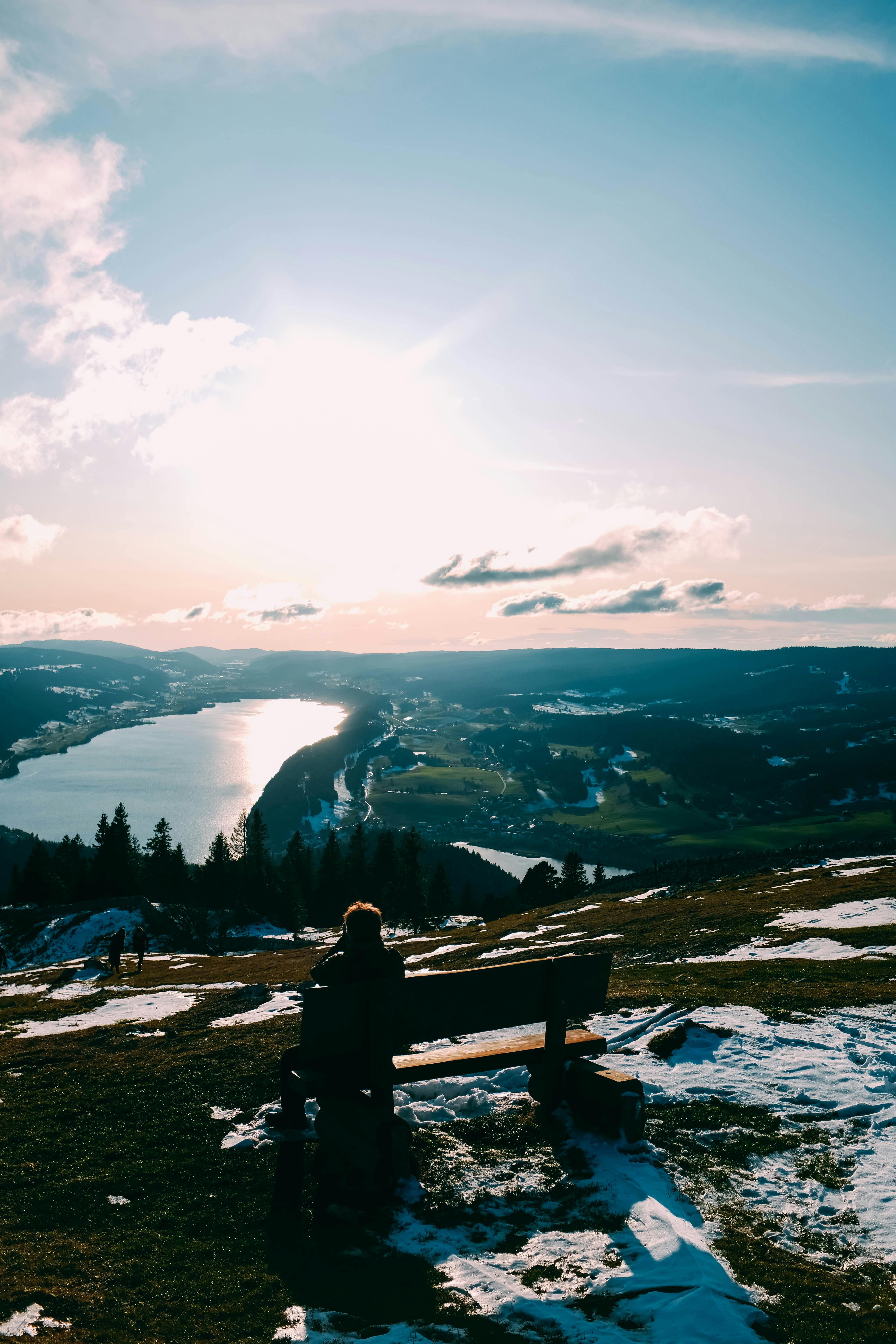 Persoon Zittend Op De Bank · gratis stockfoto