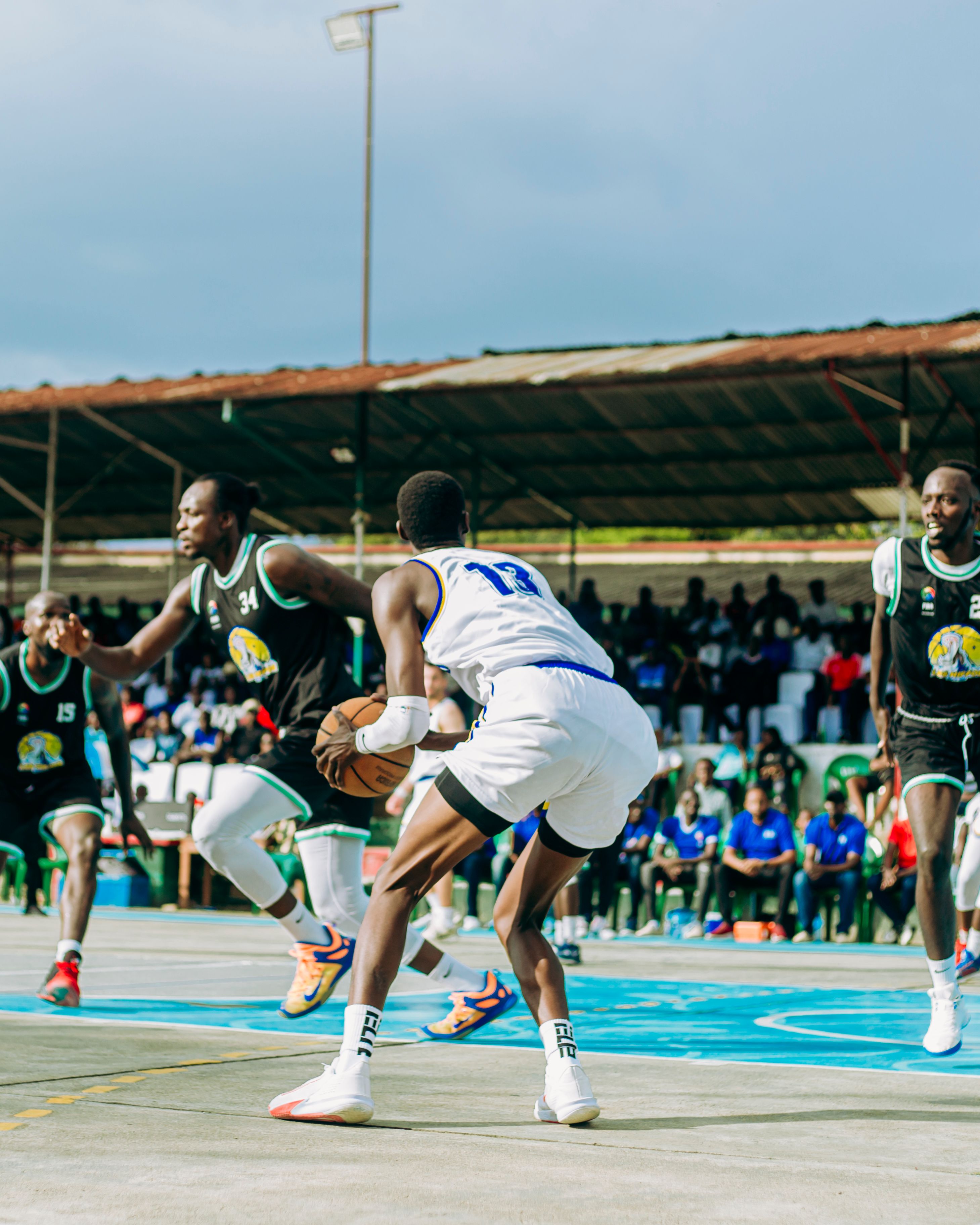 Exciting Outdoor Basketball Game in Action · Free Stock Photo